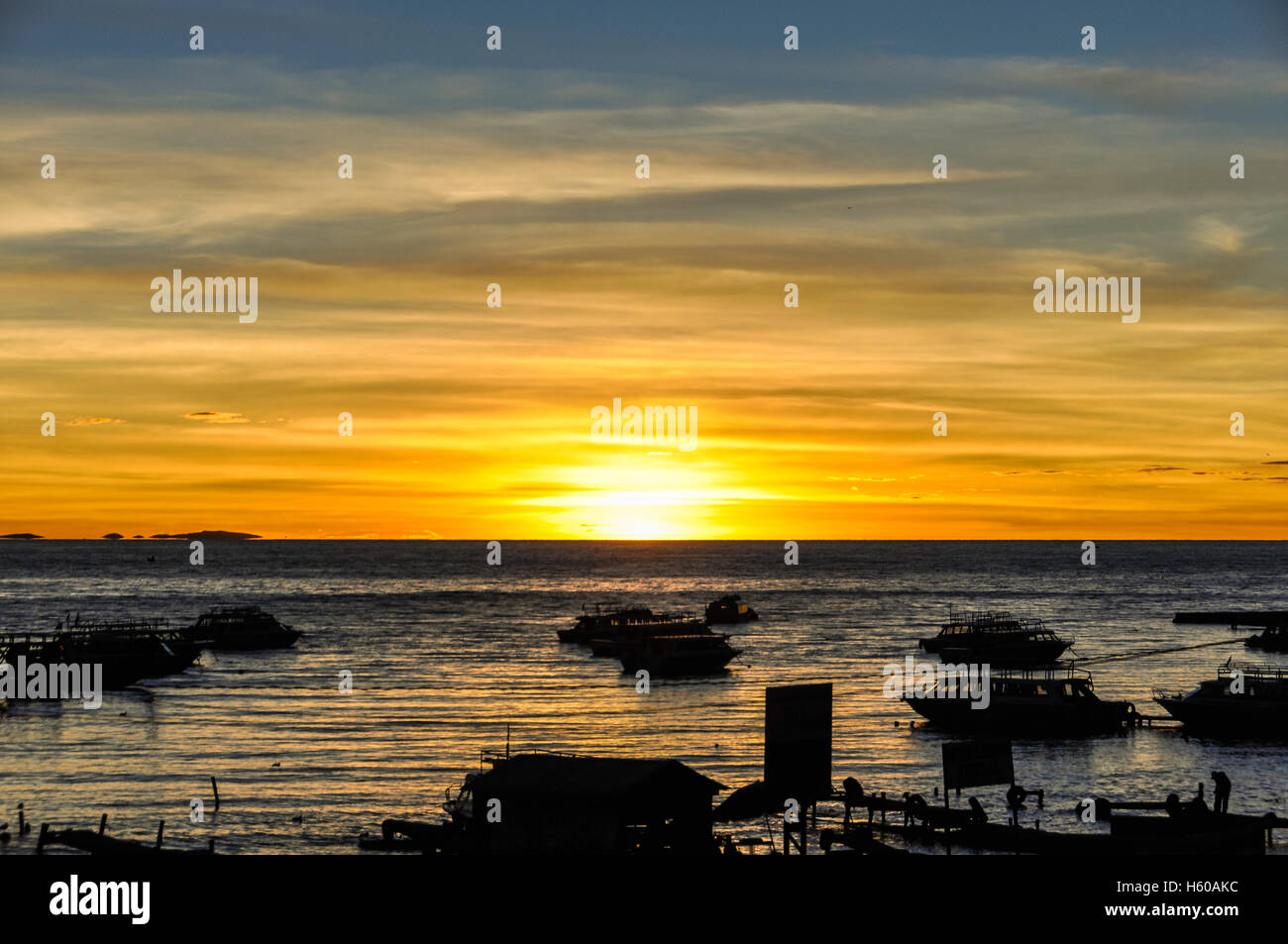 Colorful sunset from the shore of Lake Titicaca in Copacabana, Peru ...