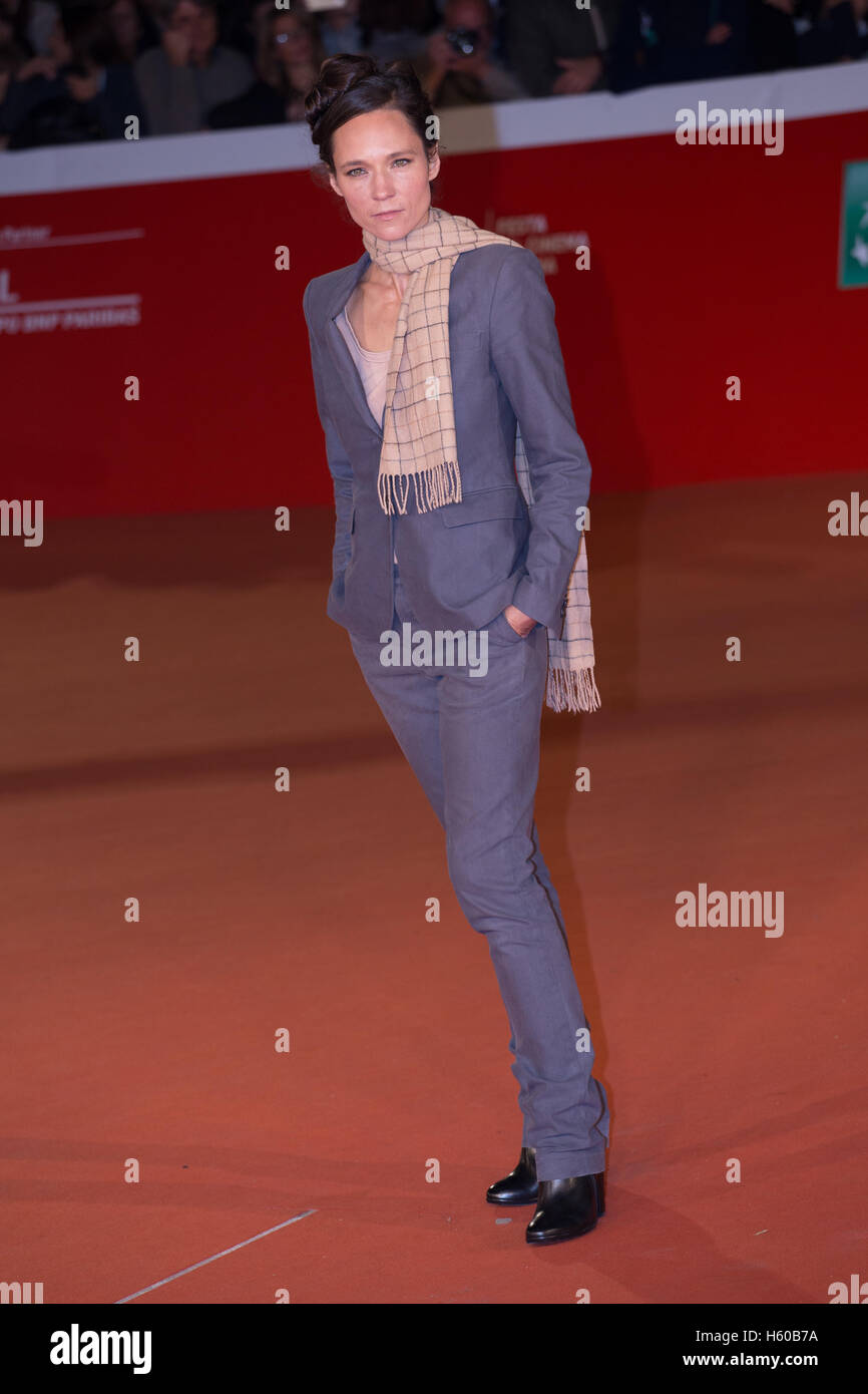 Rome, Italy. 21st Oct, 2016. Italian actress Sabine Timoteo walks the ...