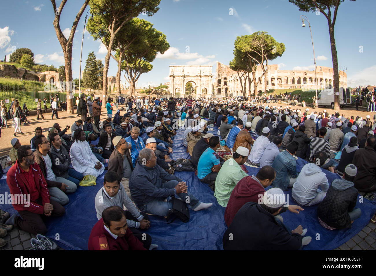 Rome, Italy. 21st Oct, 2016. Muslims attend Friday prayers during a ...