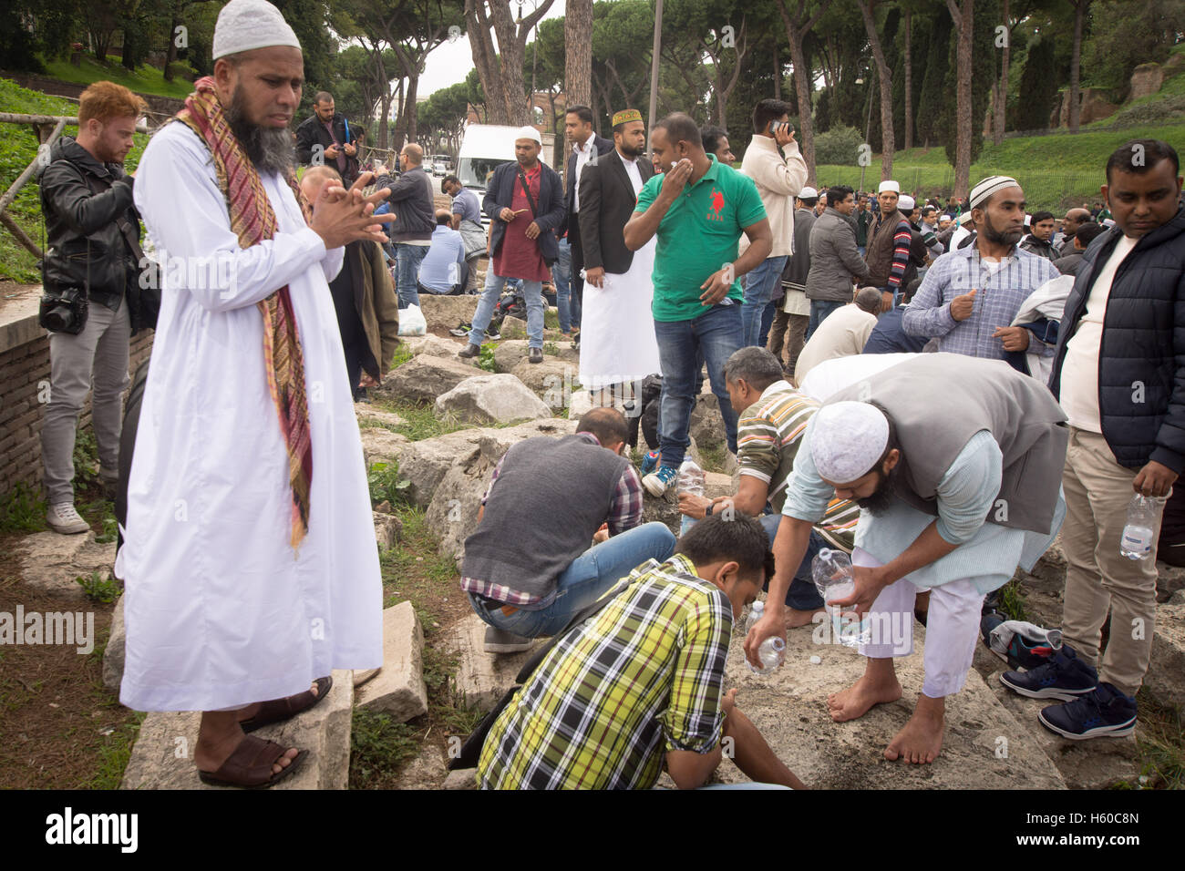 Rome, Italy. 21st Oct, 2016. Muslims attend Friday prayers during a ...