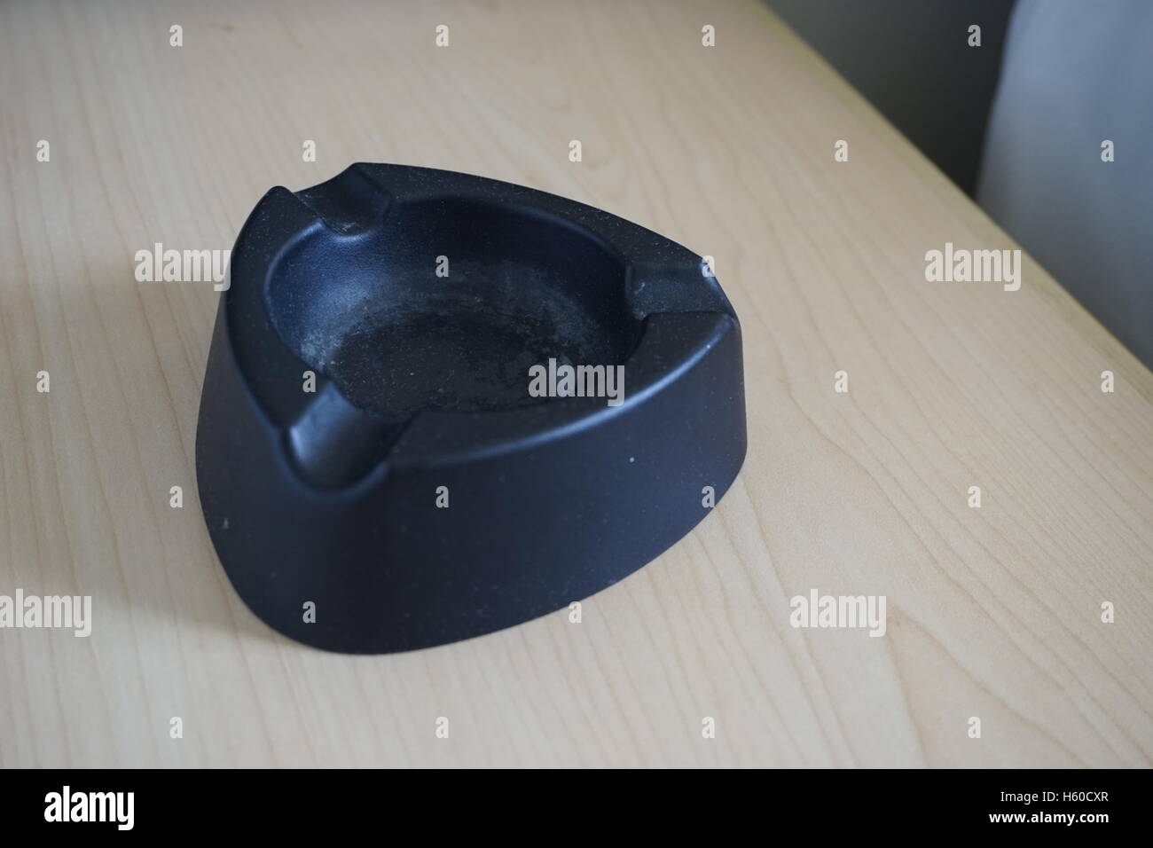 empty black ashtray Stock Photo - Alamy