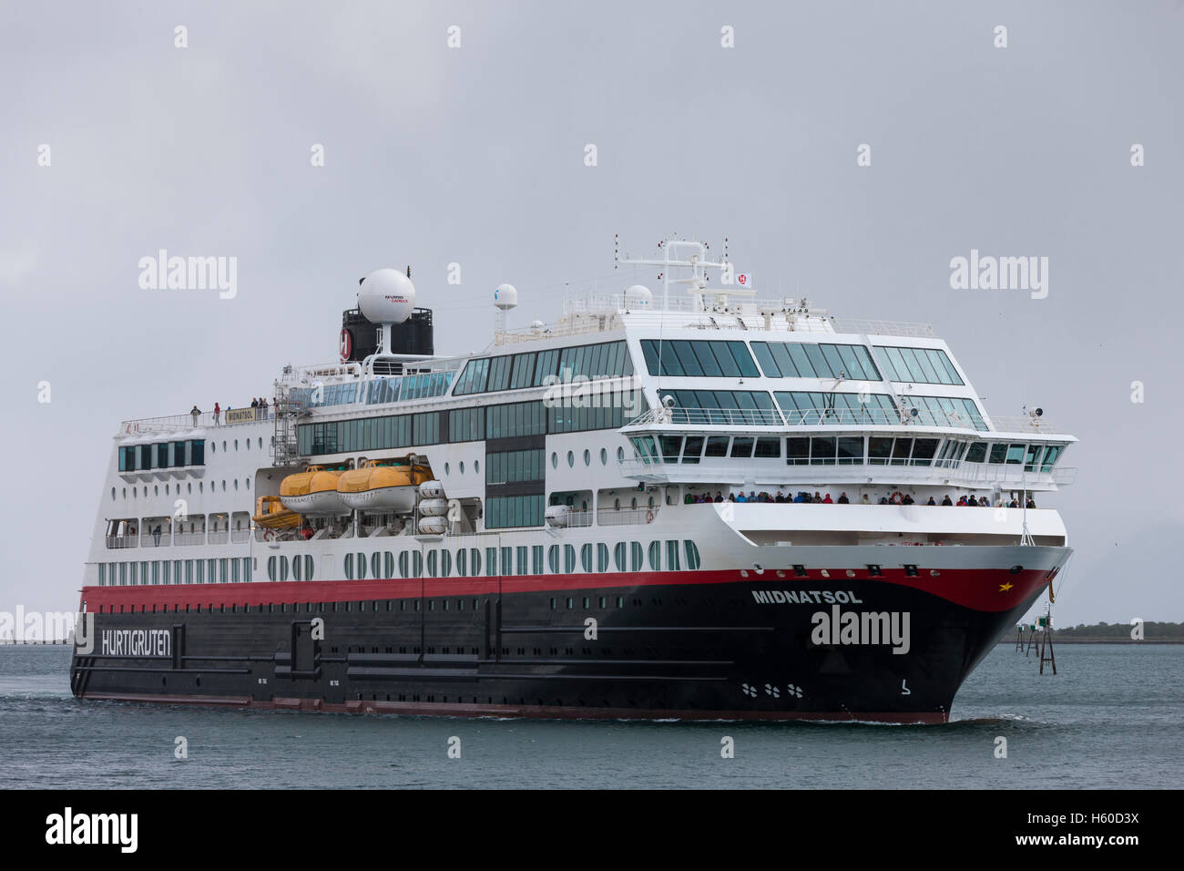 The midnight sun at the vesteralen islands hi-res stock photography and ...