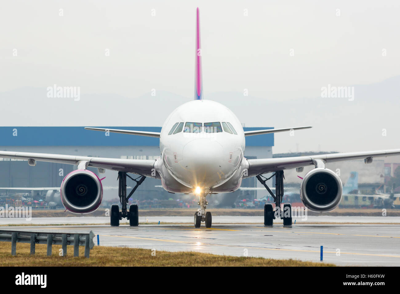 Airport runway queue hi-res stock photography and images - Alamy