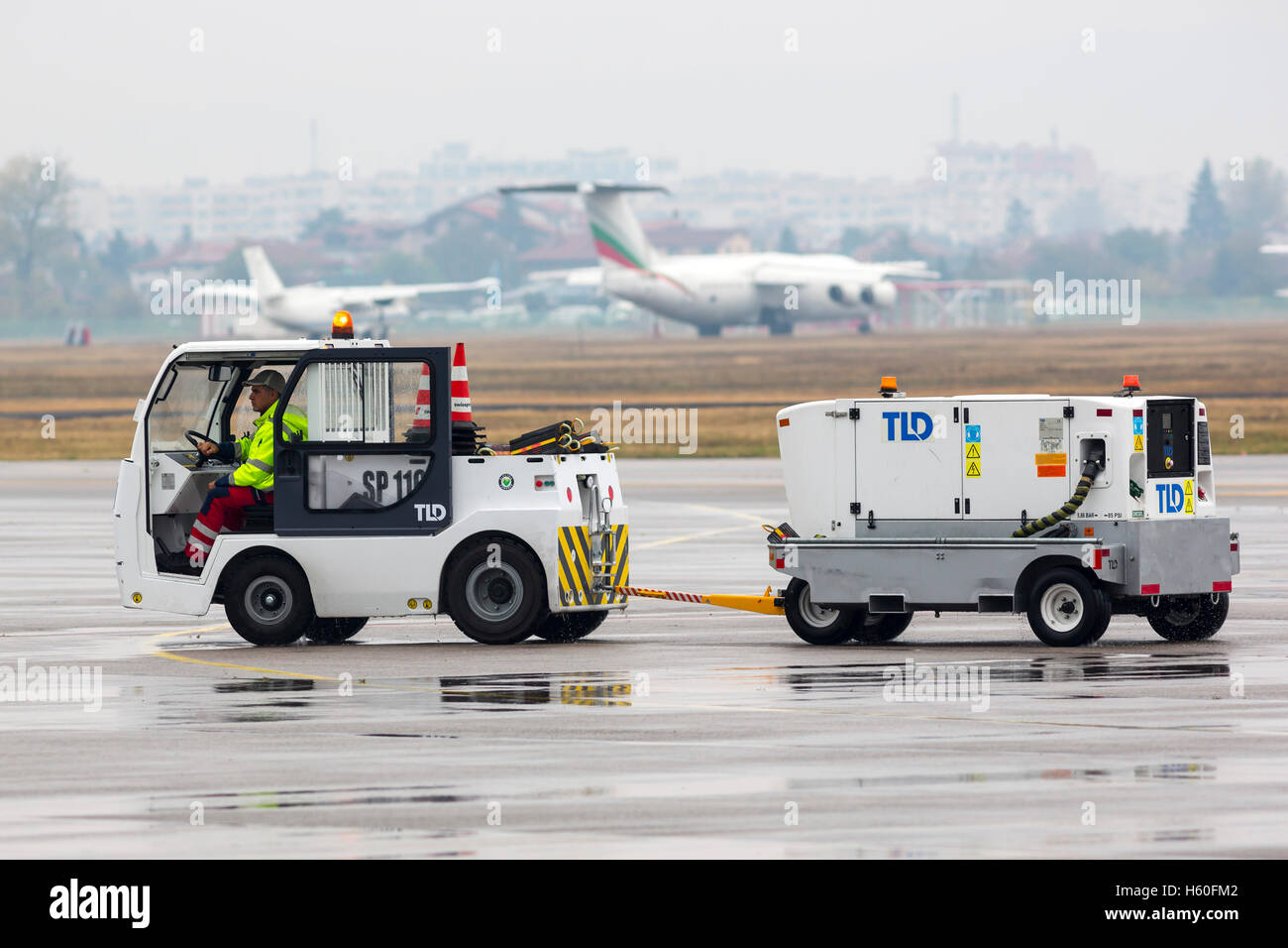 Airport luggage car hi-res stock photography and images - Alamy