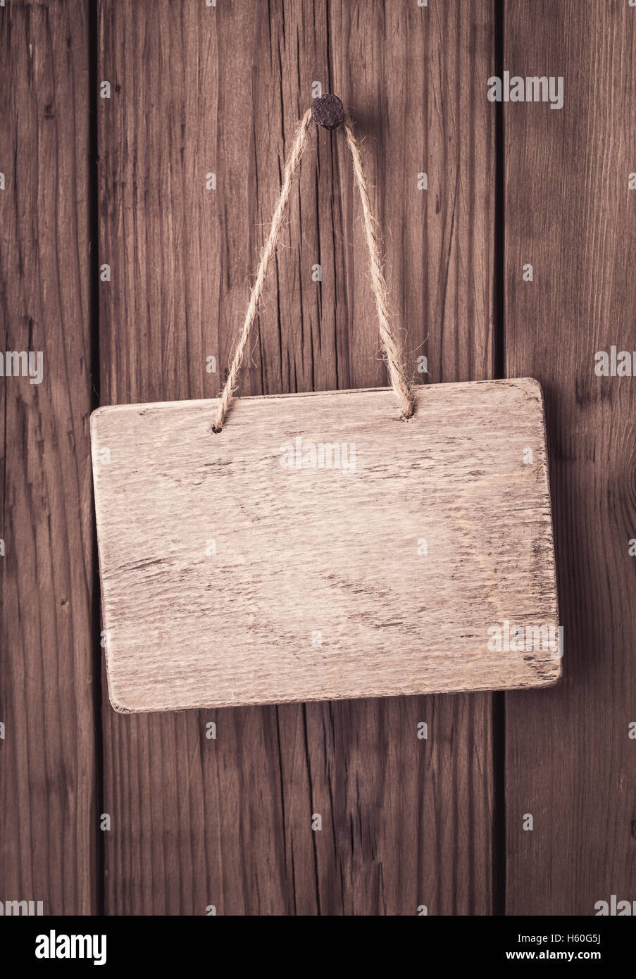 Empty signboard hanging on wooden background Stock Photo - Alamy