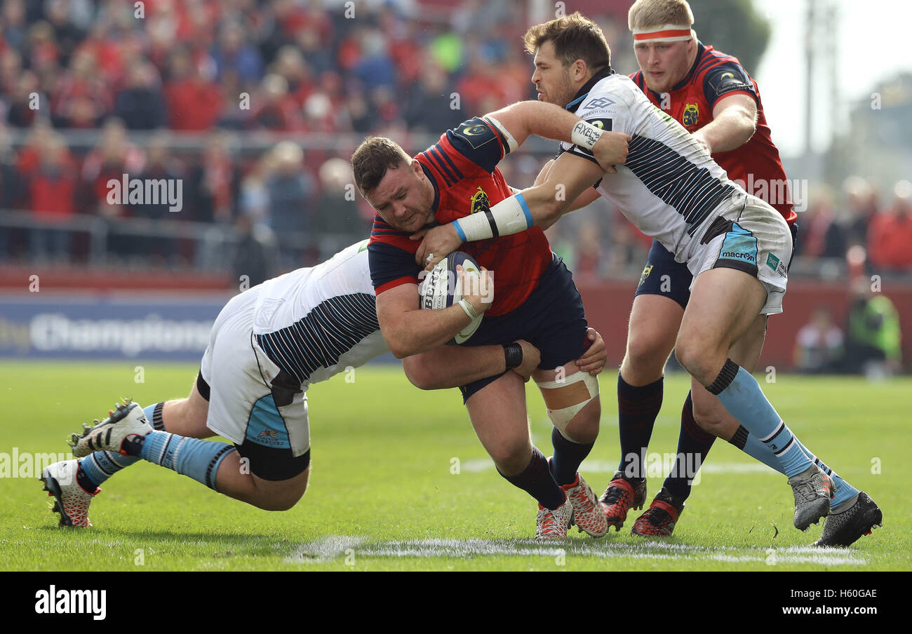 Glasgow's Josh Strauss and Sean Lamont tackle Munster's Dave Kilcoyne ...