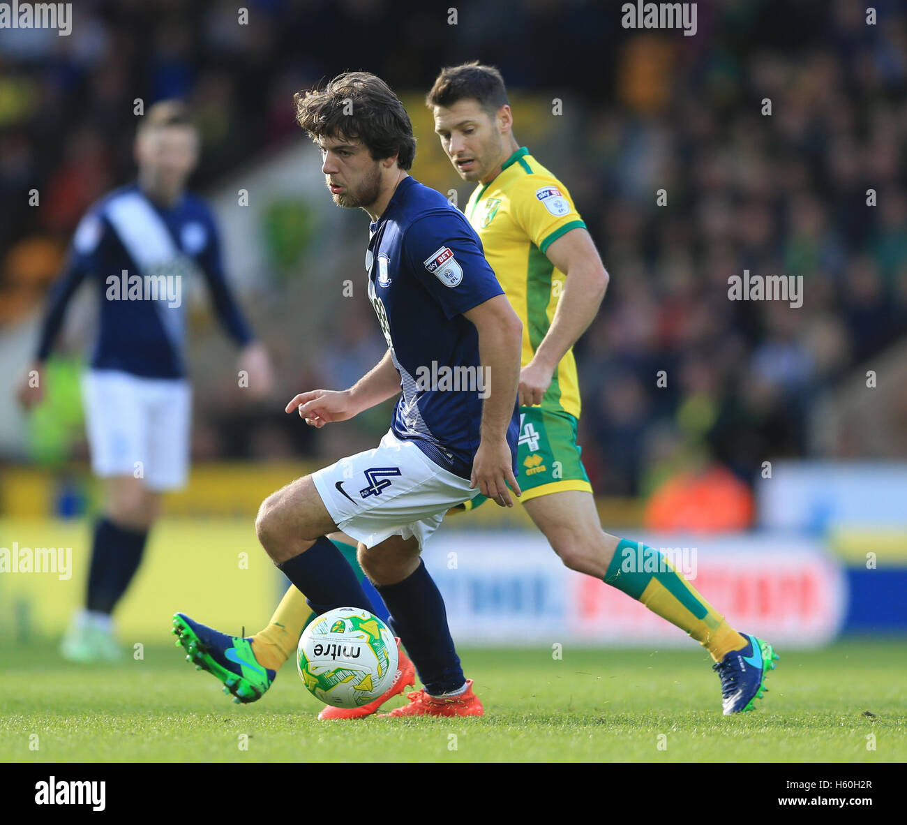 Norwich City's Wes Hoolahan and Preston North End's Ben Pearson (front ...