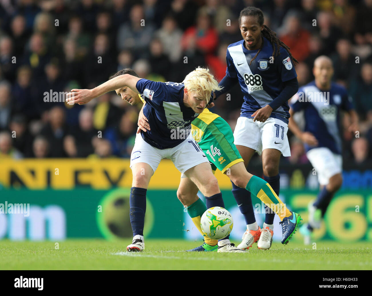 Norwich City's Wes Hoolahan and Preston North End's Ben Pringle (front ...