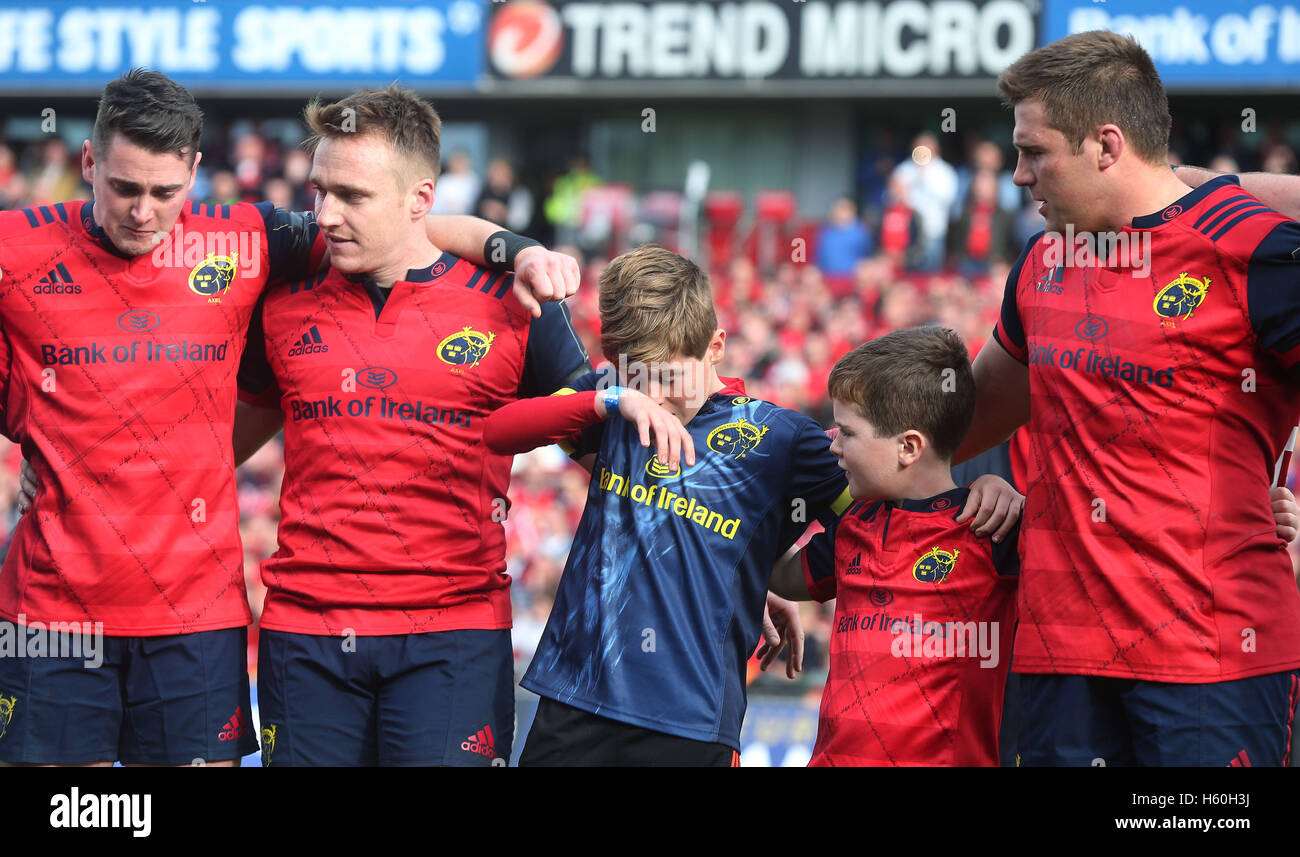 Anthony Foley's sons Tony and Dan with Munster players after the ...
