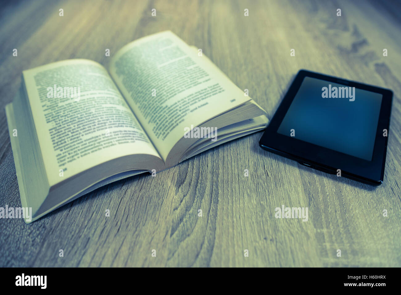 Ereader print book hi-res stock photography and images - Alamy