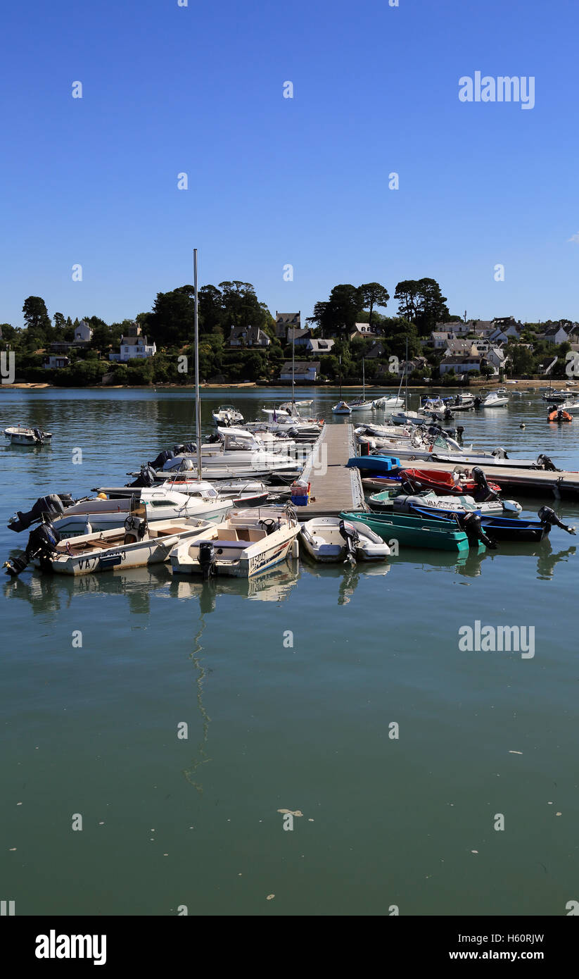 Boats moored in Marina, Rue Benoni Praud, Ile Aux Moines, Morbihan ...
