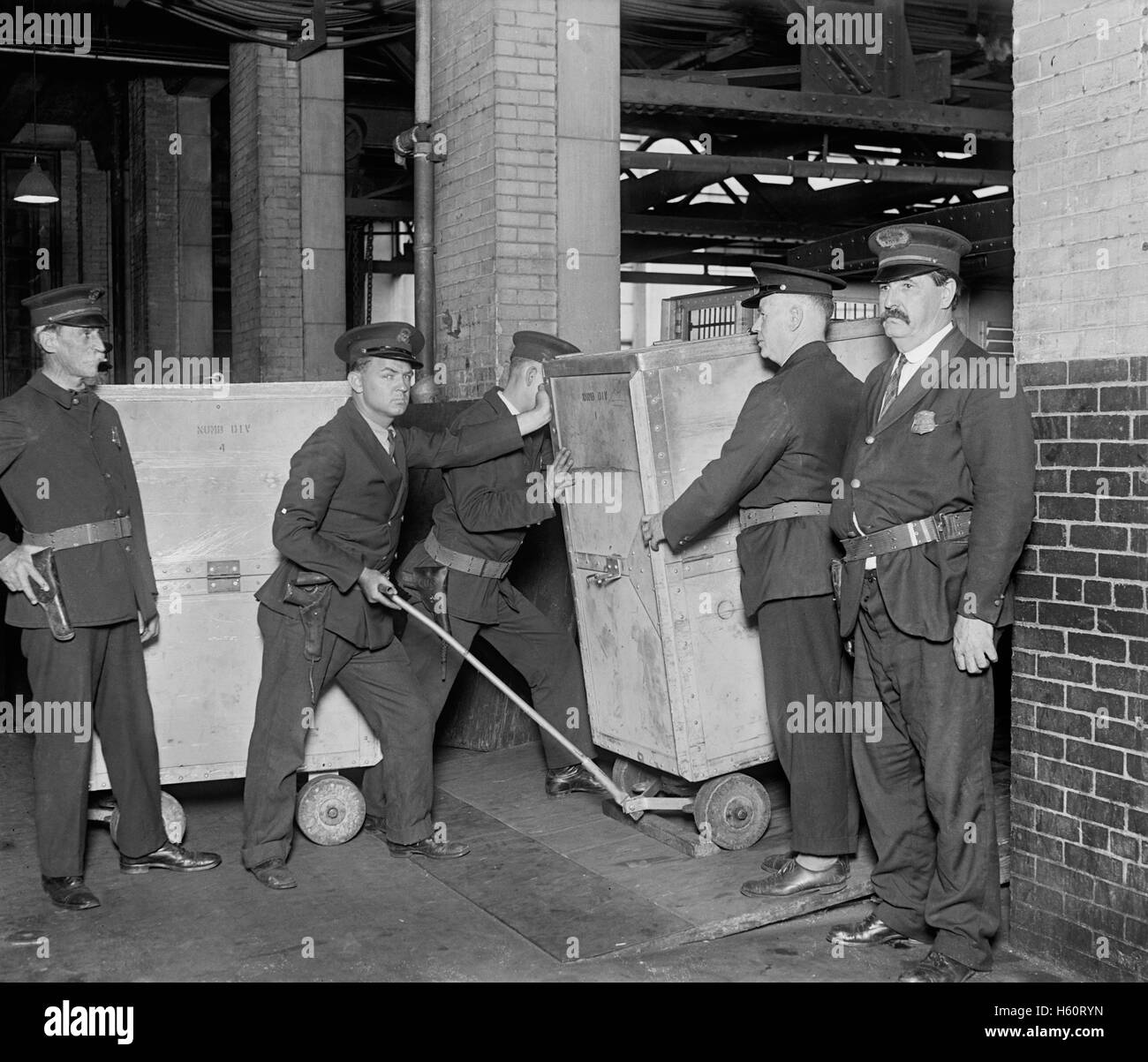 Security group uniforms hi-res stock photography and images - Alamy