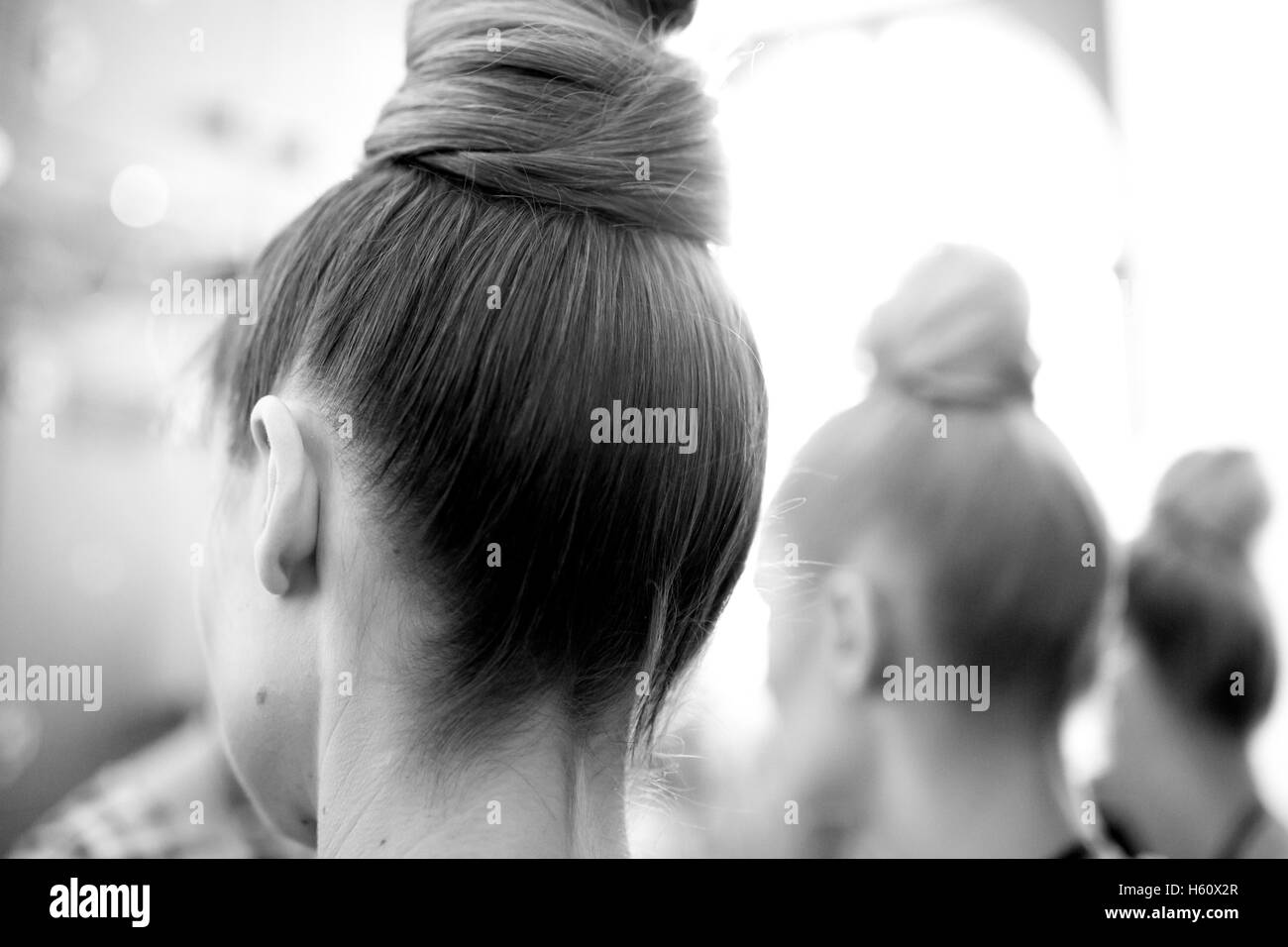 Female runway models backstage hi-res stock photography and images - Alamy