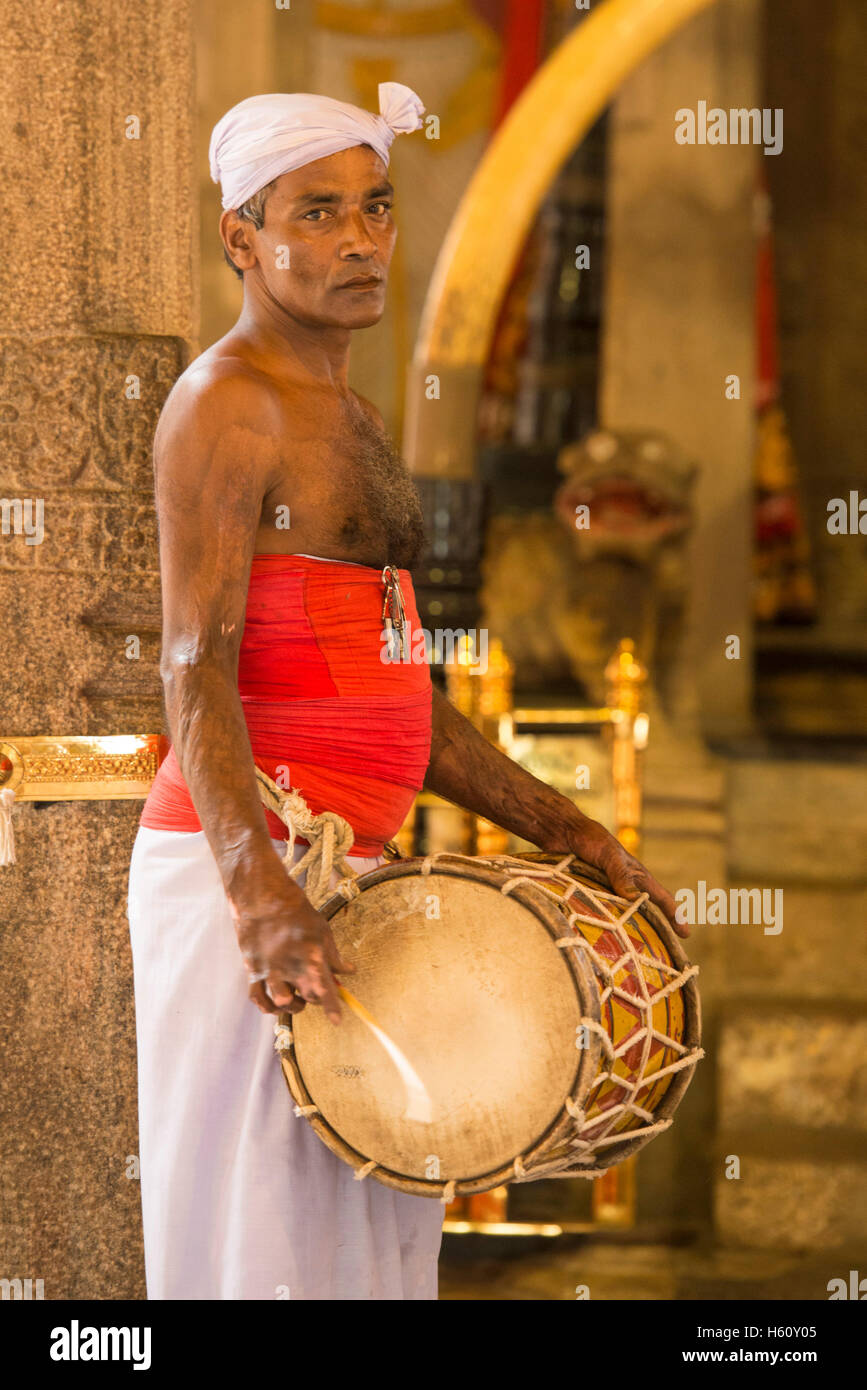 Kandyan drummer hi-res stock photography and images - Alamy