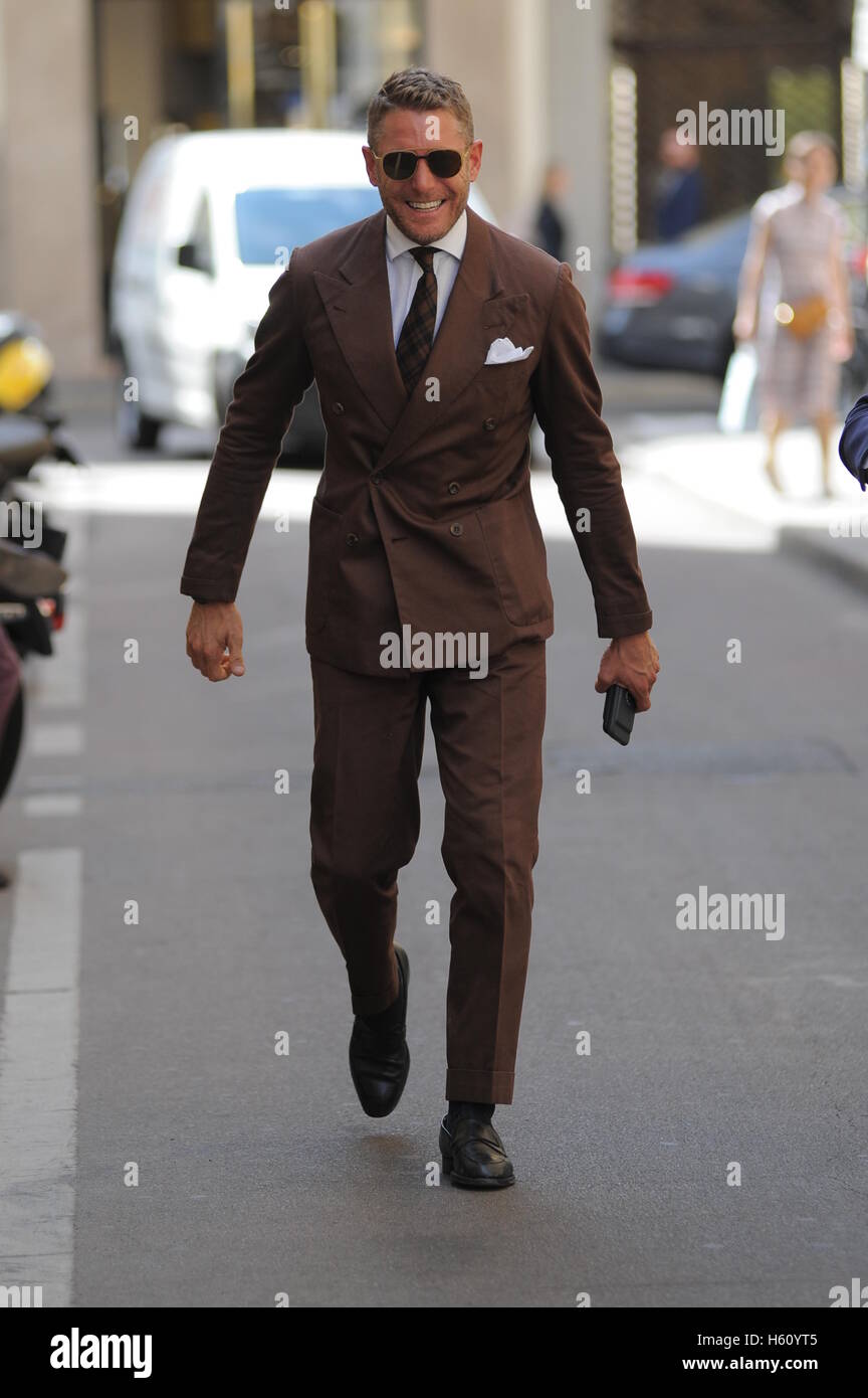 Lapo Elkann visits his shop 'Italian Independent' in Milan with friends ...