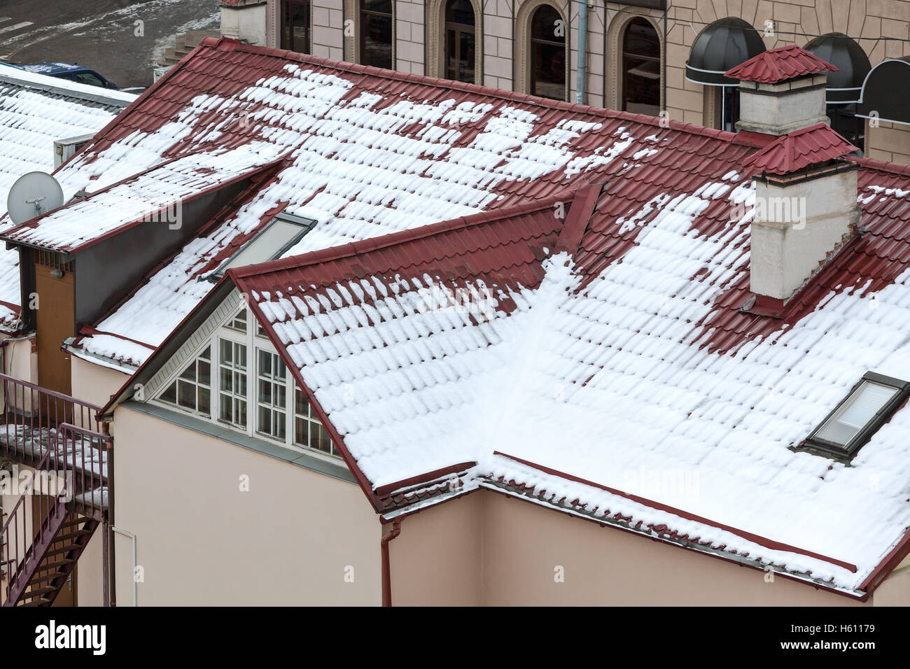 Snow roof house top covered hi-res stock photography and images - Alamy