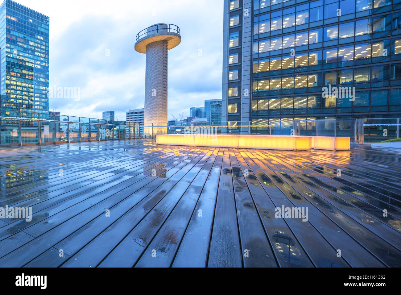 Wet buildings hi-res stock photography and images - Alamy