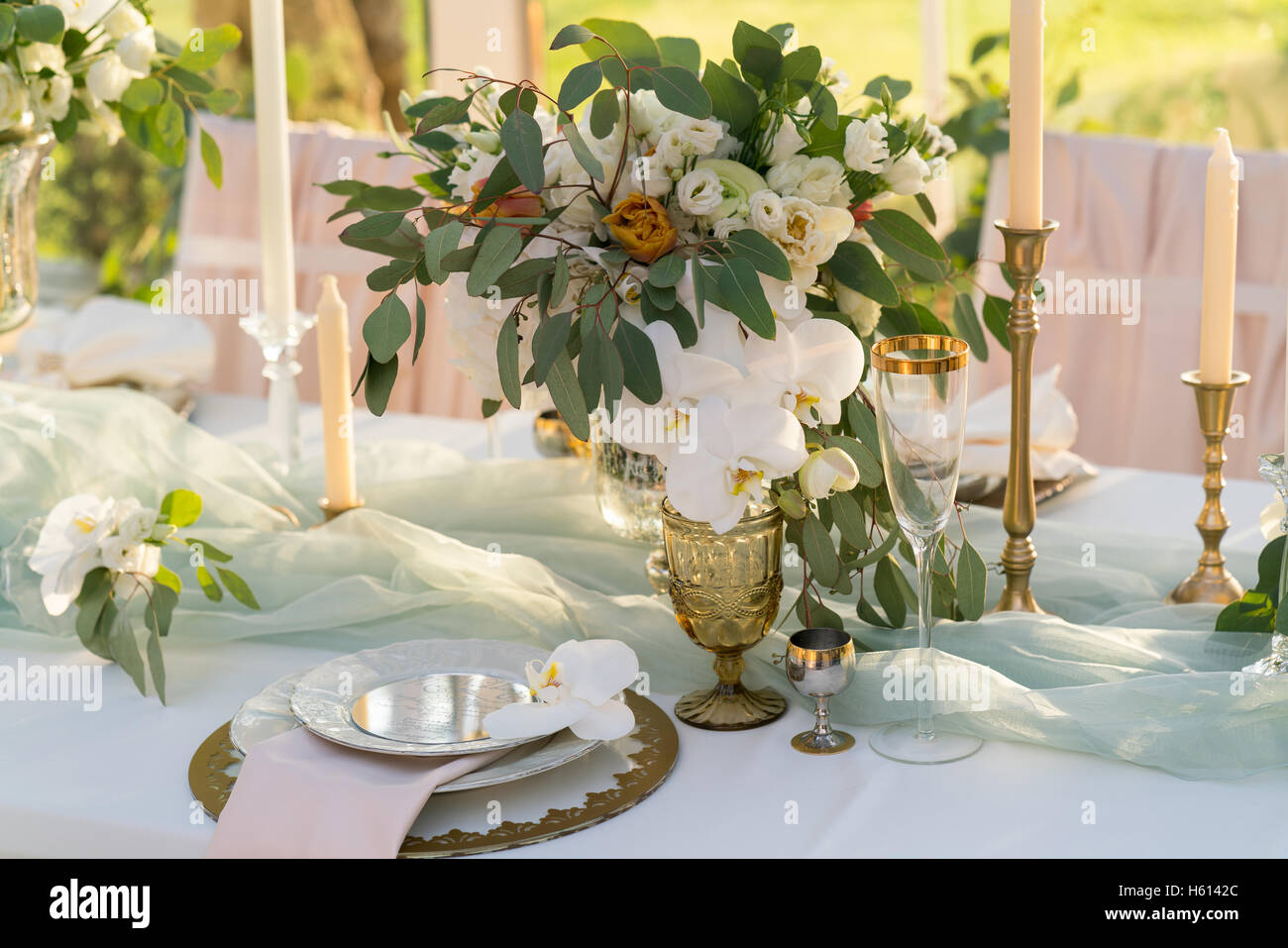 beautifully decorated table with flowers Stock Photo - Alamy