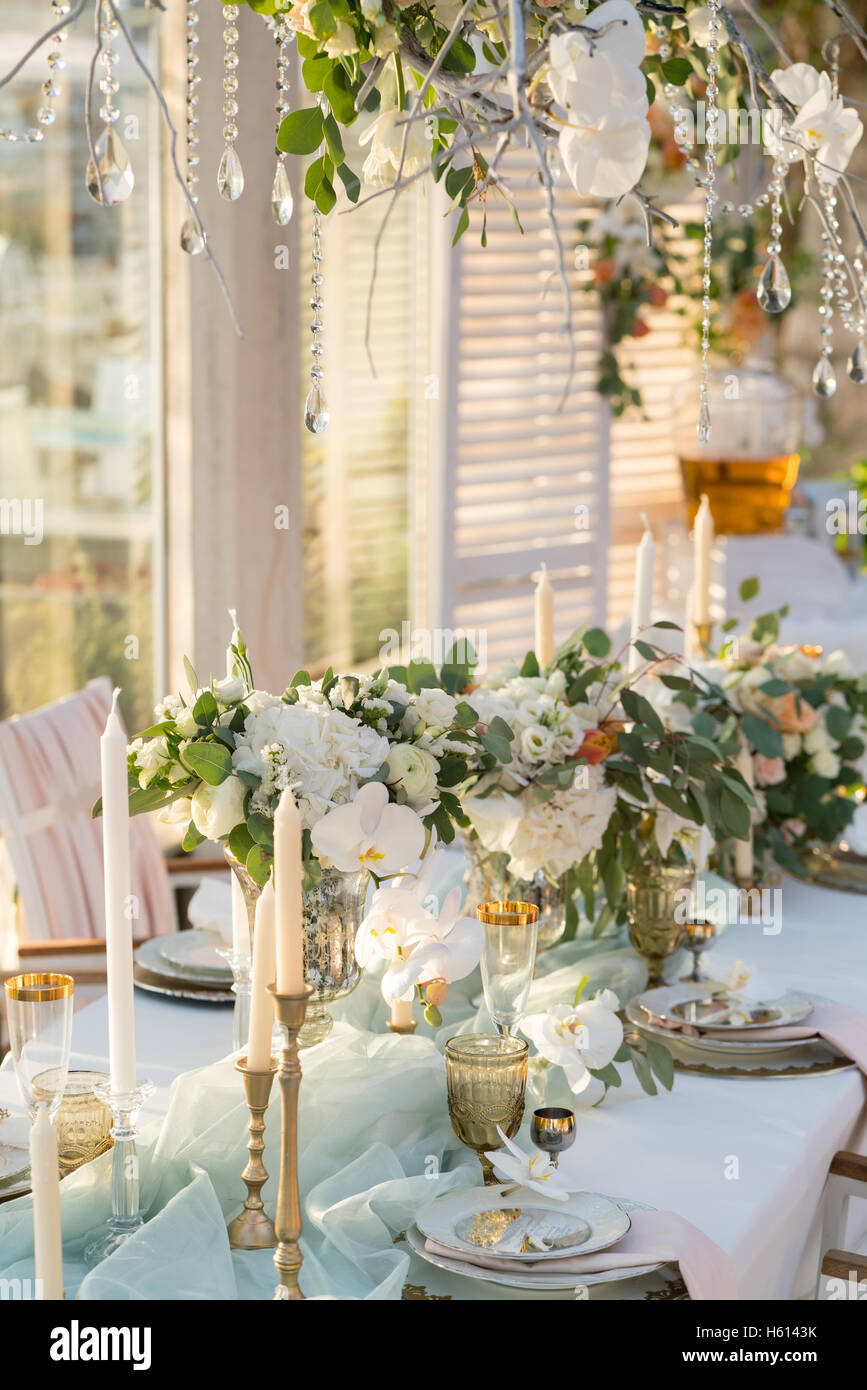 beautifully decorated table with flowers Stock Photo - Alamy