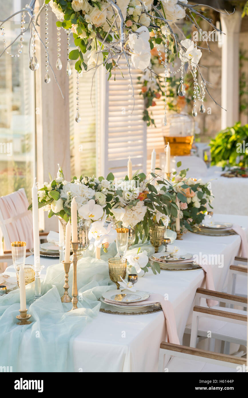 beautifully decorated table with flowers Stock Photo - Alamy