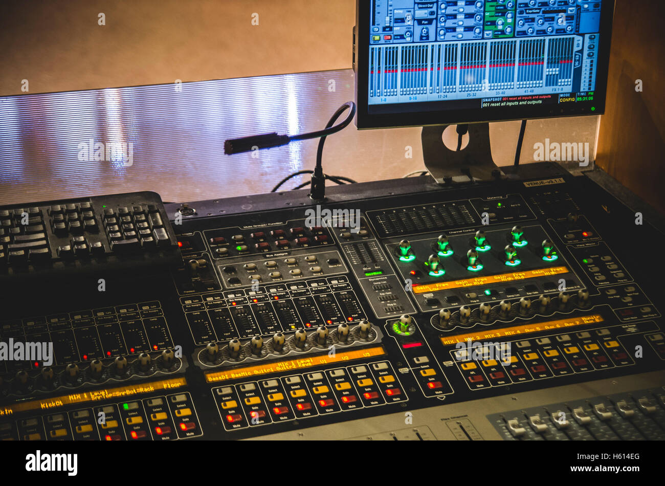 Mixing board hi-res stock photography and images - Alamy