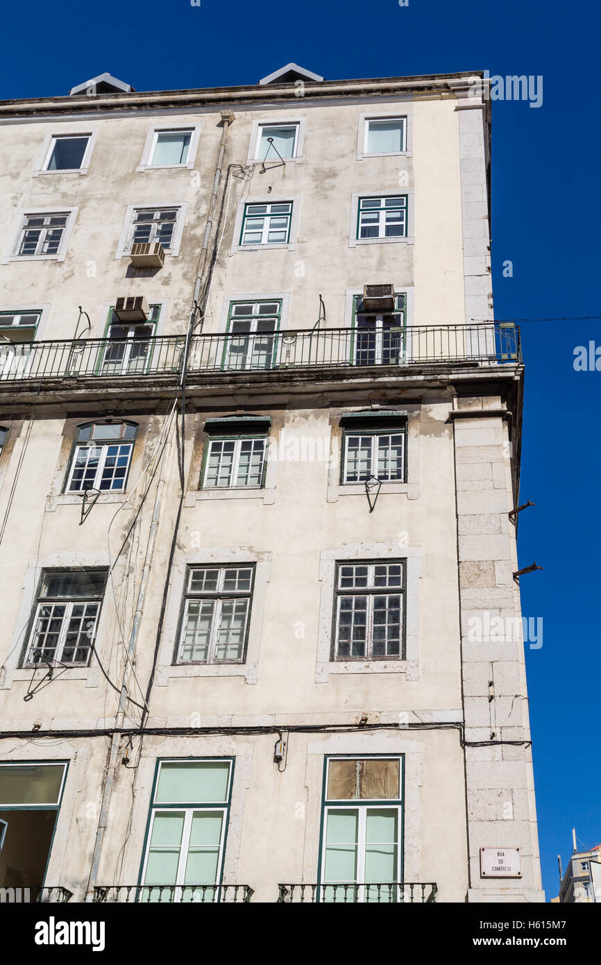 Old apartment building windows hi-res stock photography and images - Alamy