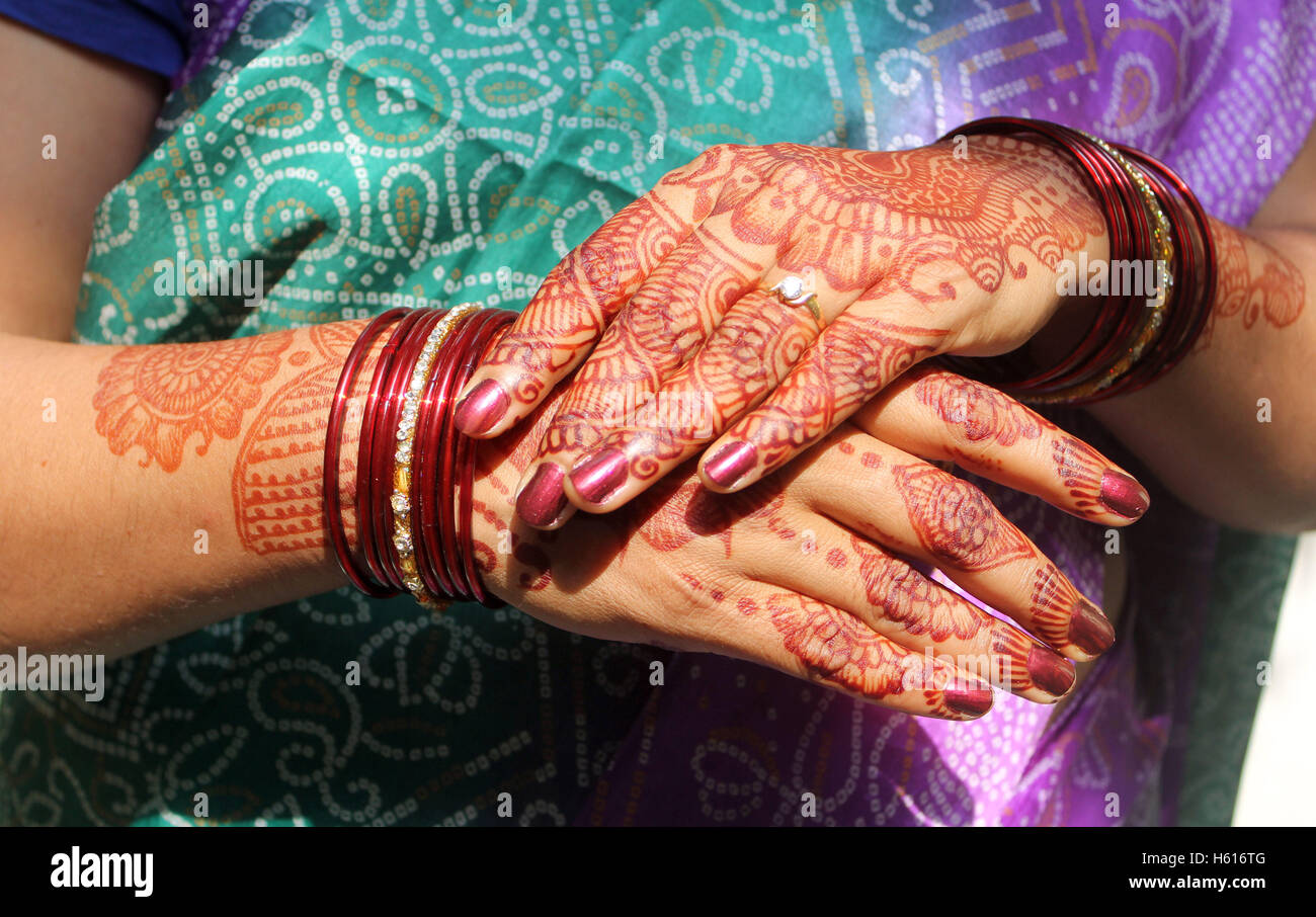 Mehandi on Hands Stock Photo - Alamy