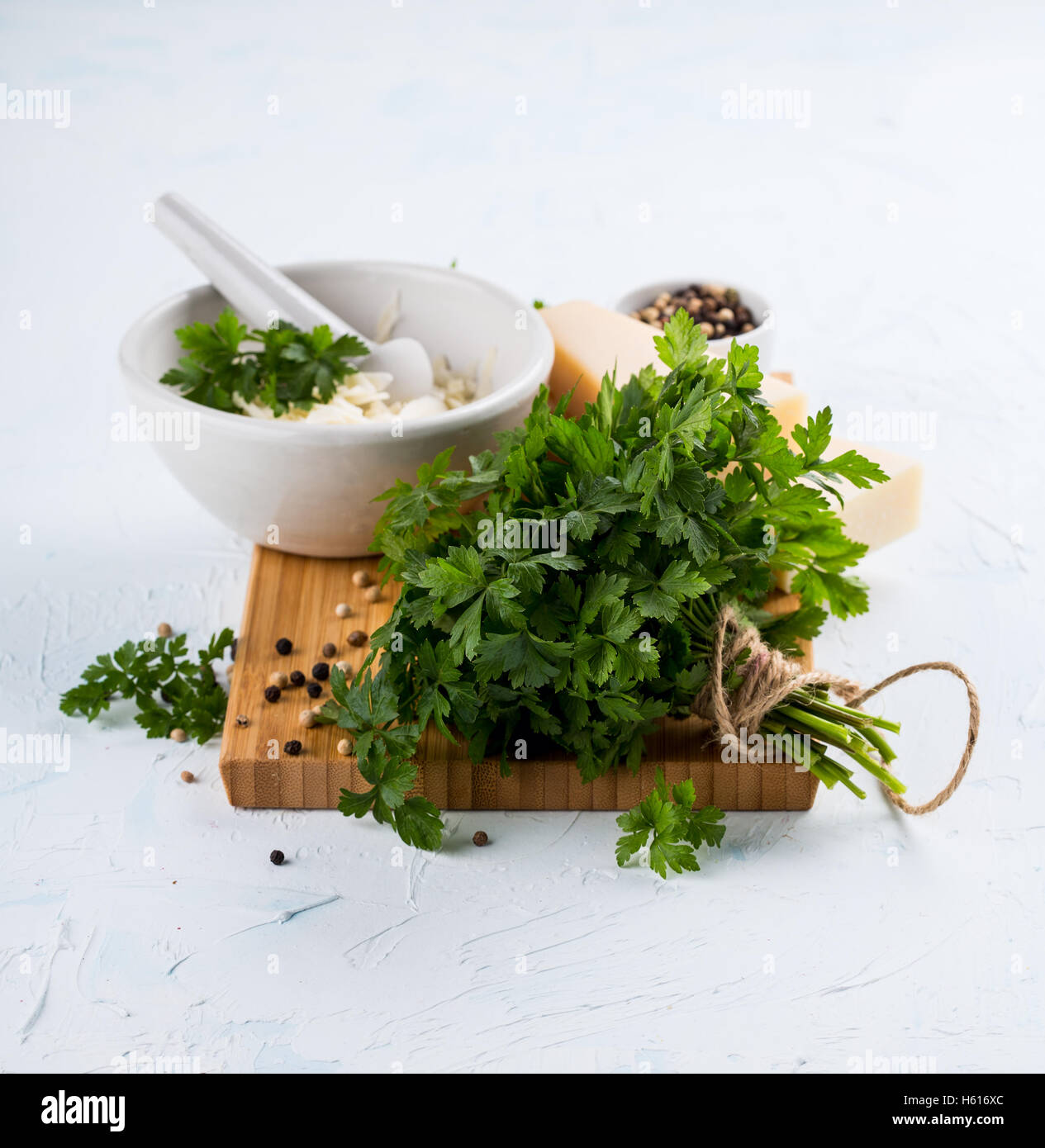 Bunch of fresh parsley, close up Stock Photo - Alamy