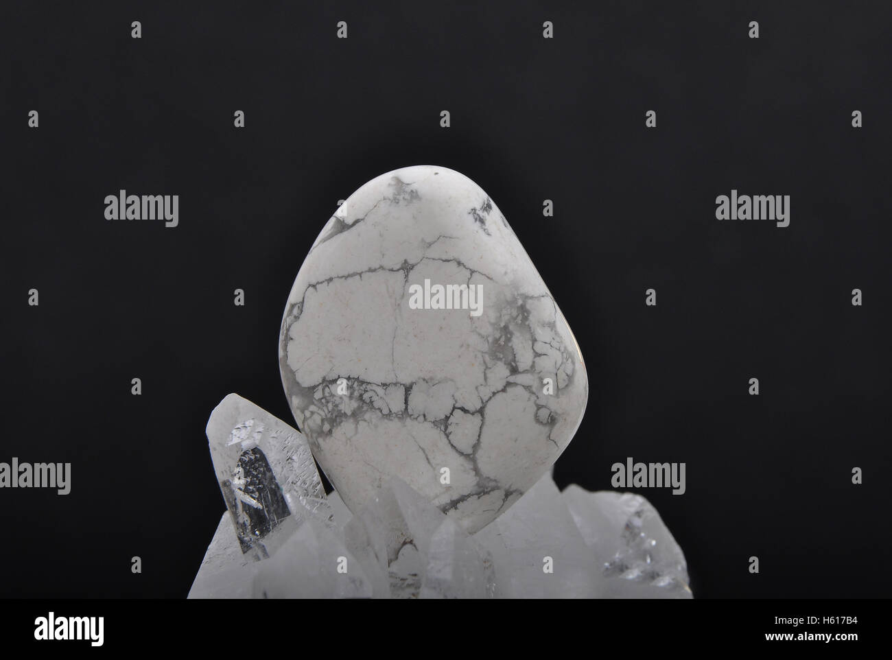 Howlite hi-res stock photography and images - Alamy