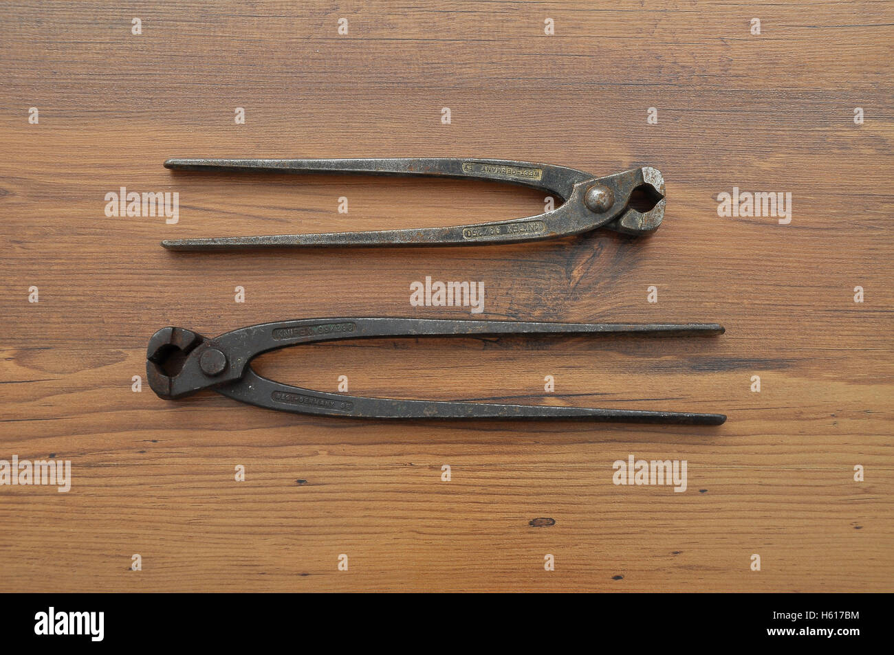 Pincers on wood Stock Photo - Alamy