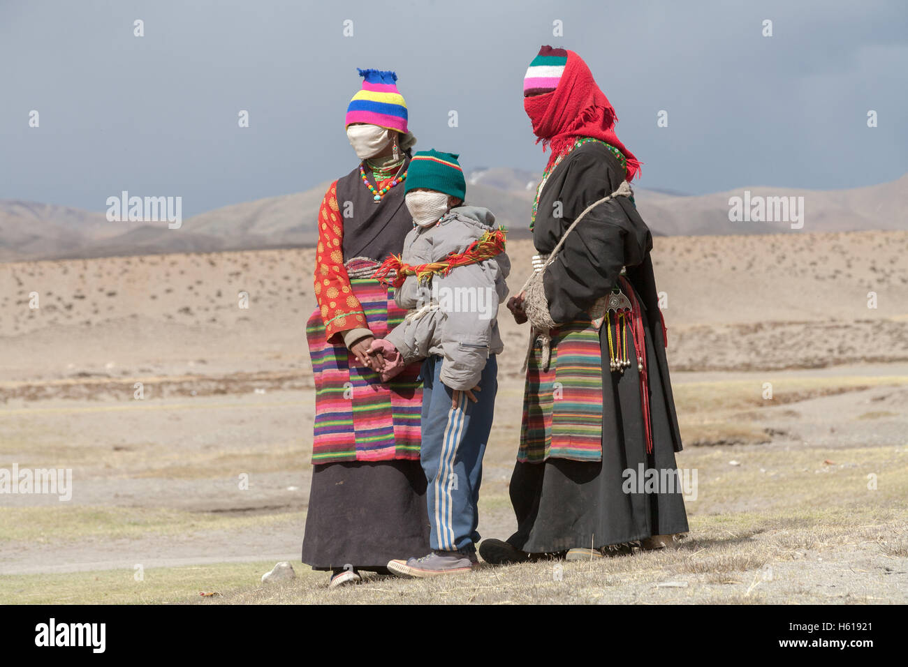Tibetan Pilgrims. Manasarovar Lake. Tibet, China Stock Photo - Alamy