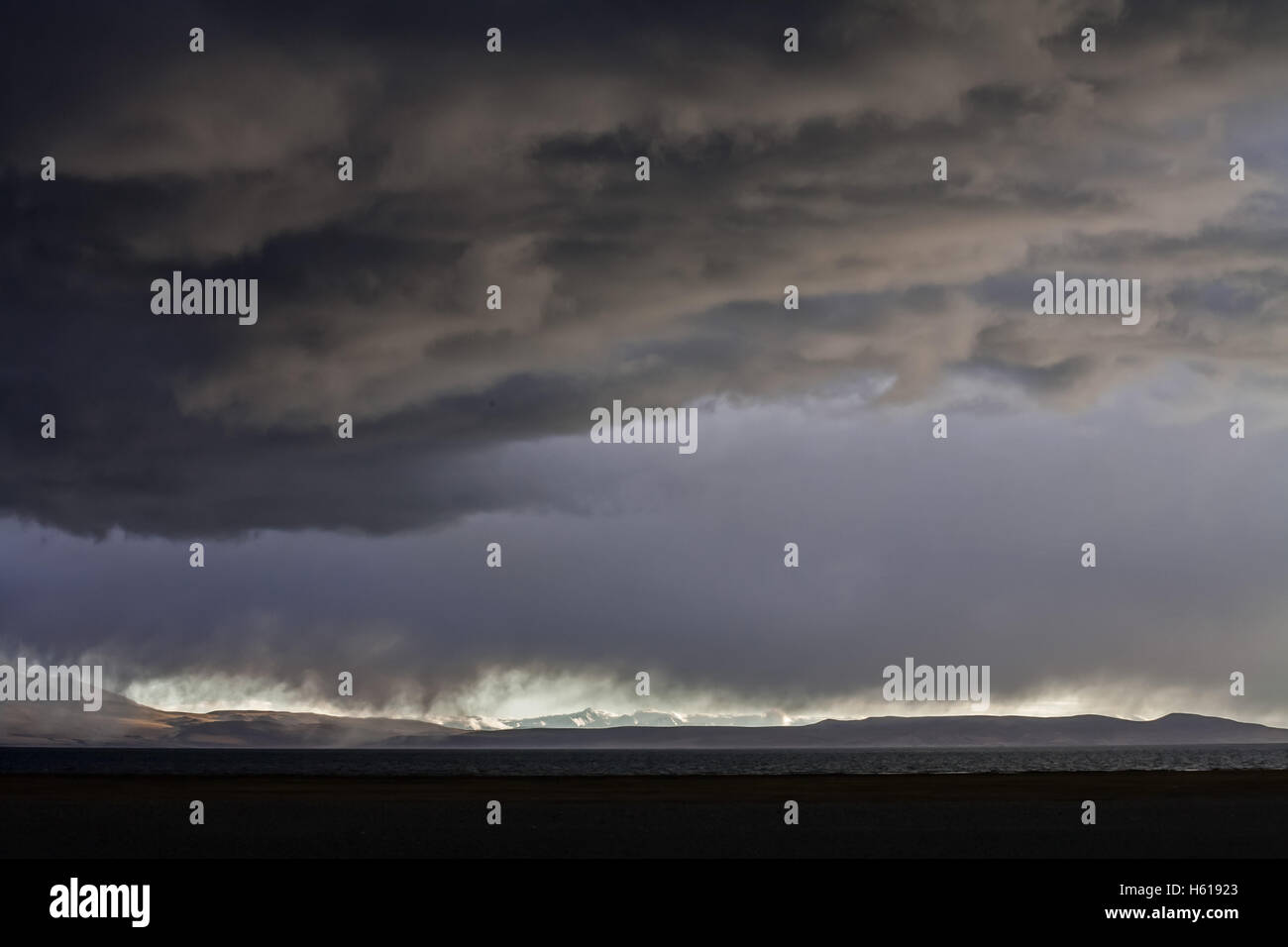 Weather over lake hi-res stock photography and images - Alamy
