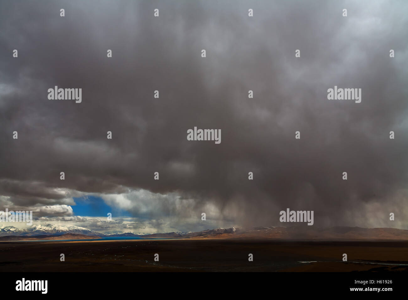 Bad weather over Lake Manasarovar, Tibet, China Stock Photo - Alamy