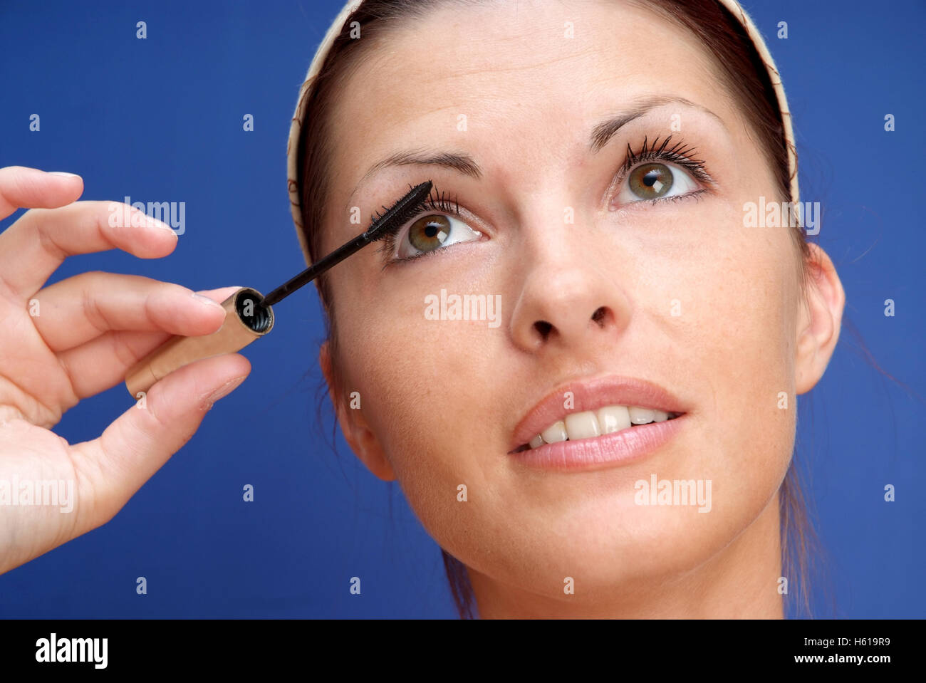 Woman using mascara Stock Photo - Alamy