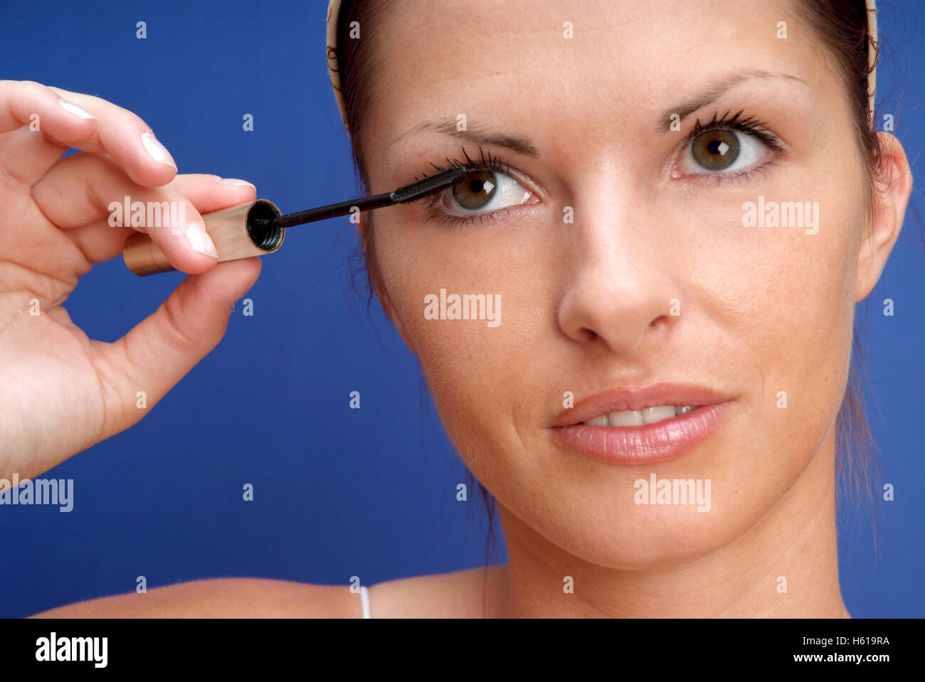 Woman using mascara Stock Photo - Alamy