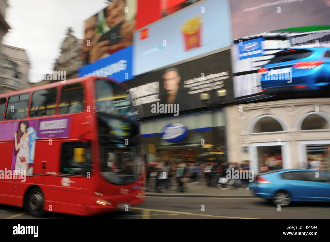 London bus in Piccadilly Circus Stock Photo - Alamy