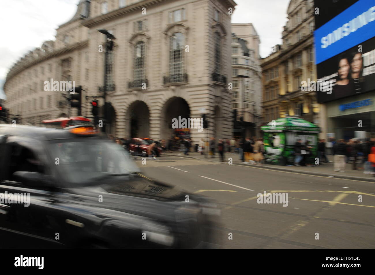 Movement on piccadilly circus hi-res stock photography and images - Alamy