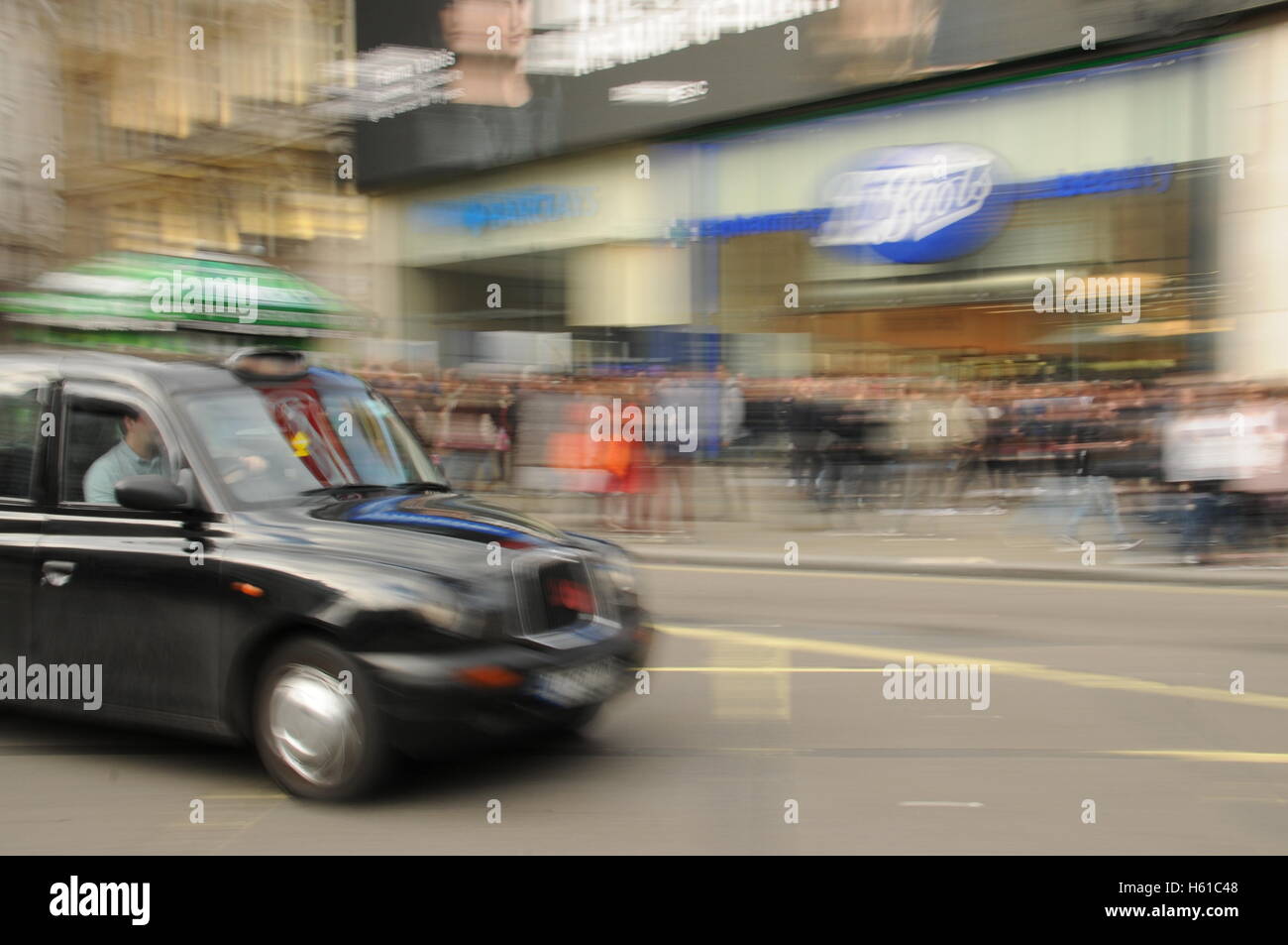 Movement on piccadilly circus hi-res stock photography and images - Alamy