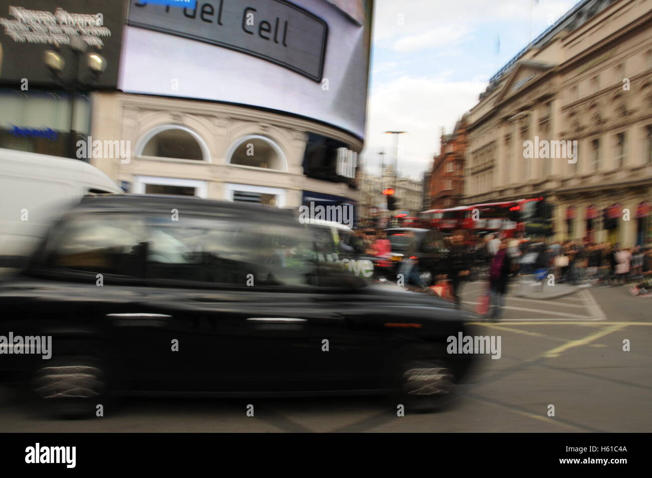 Movement on piccadilly circus hi-res stock photography and images - Alamy