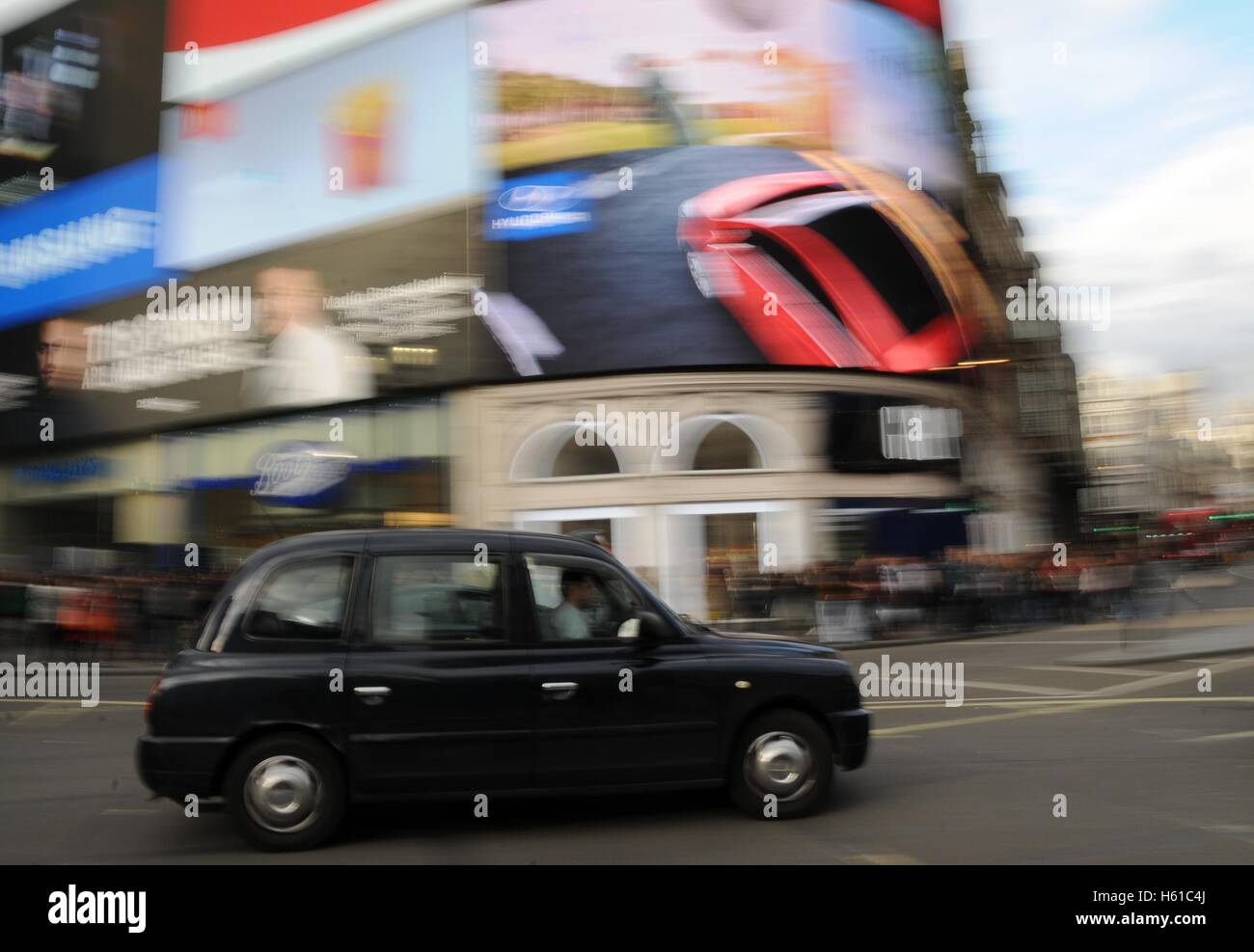 Movement on piccadilly circus hi-res stock photography and images - Alamy