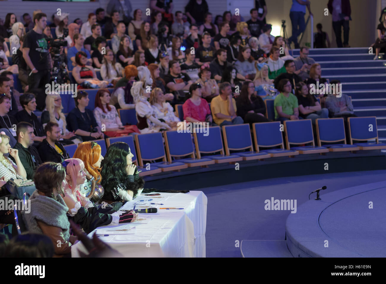 Judge table game show hi-res stock photography and images - Alamy