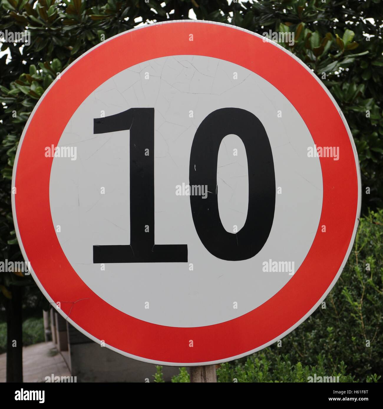 Road sign: 10 in a white circle with red trim Stock Photo - Alamy