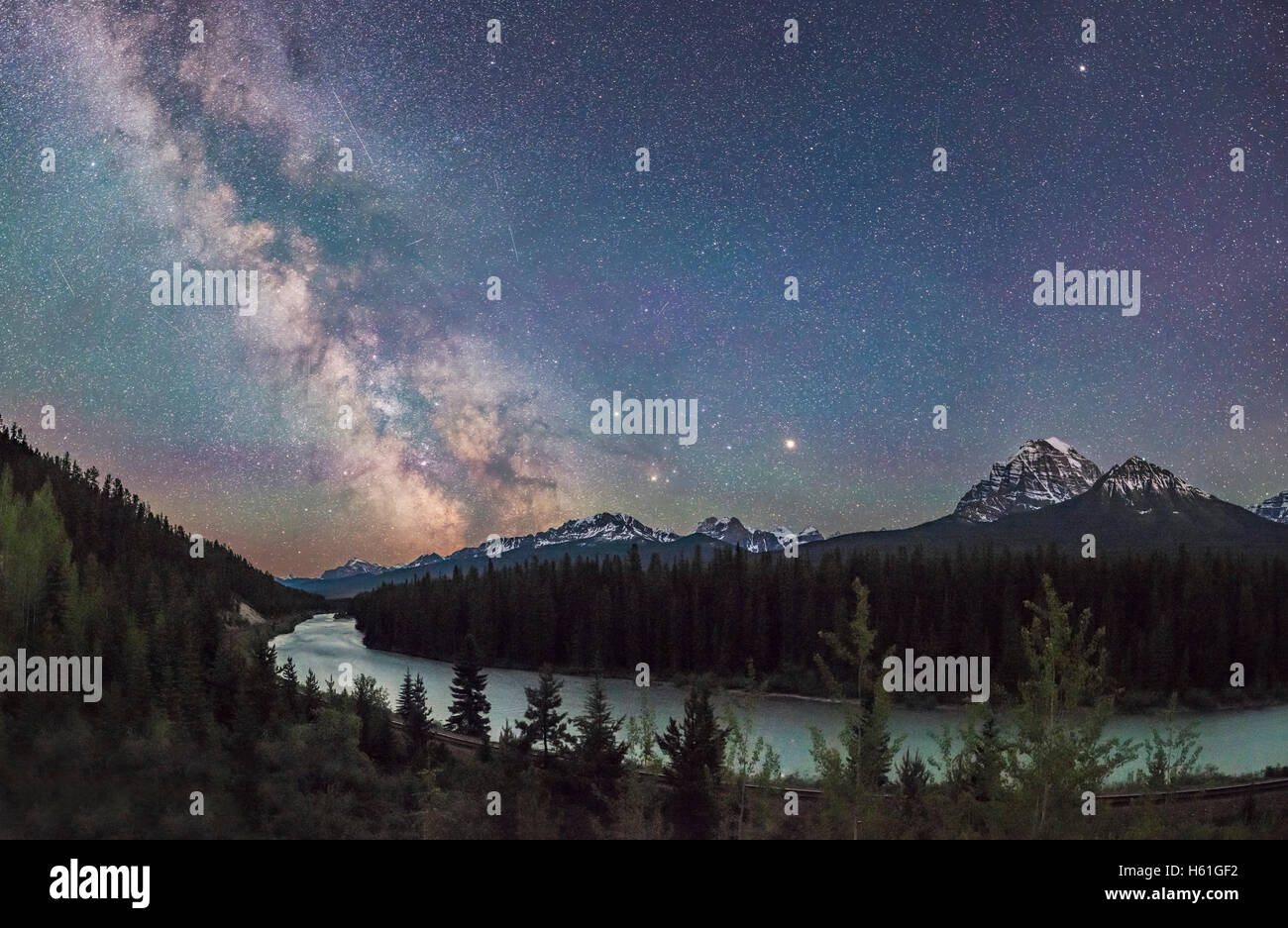 Milky way over mountains and lake hi-res stock photography and images ...