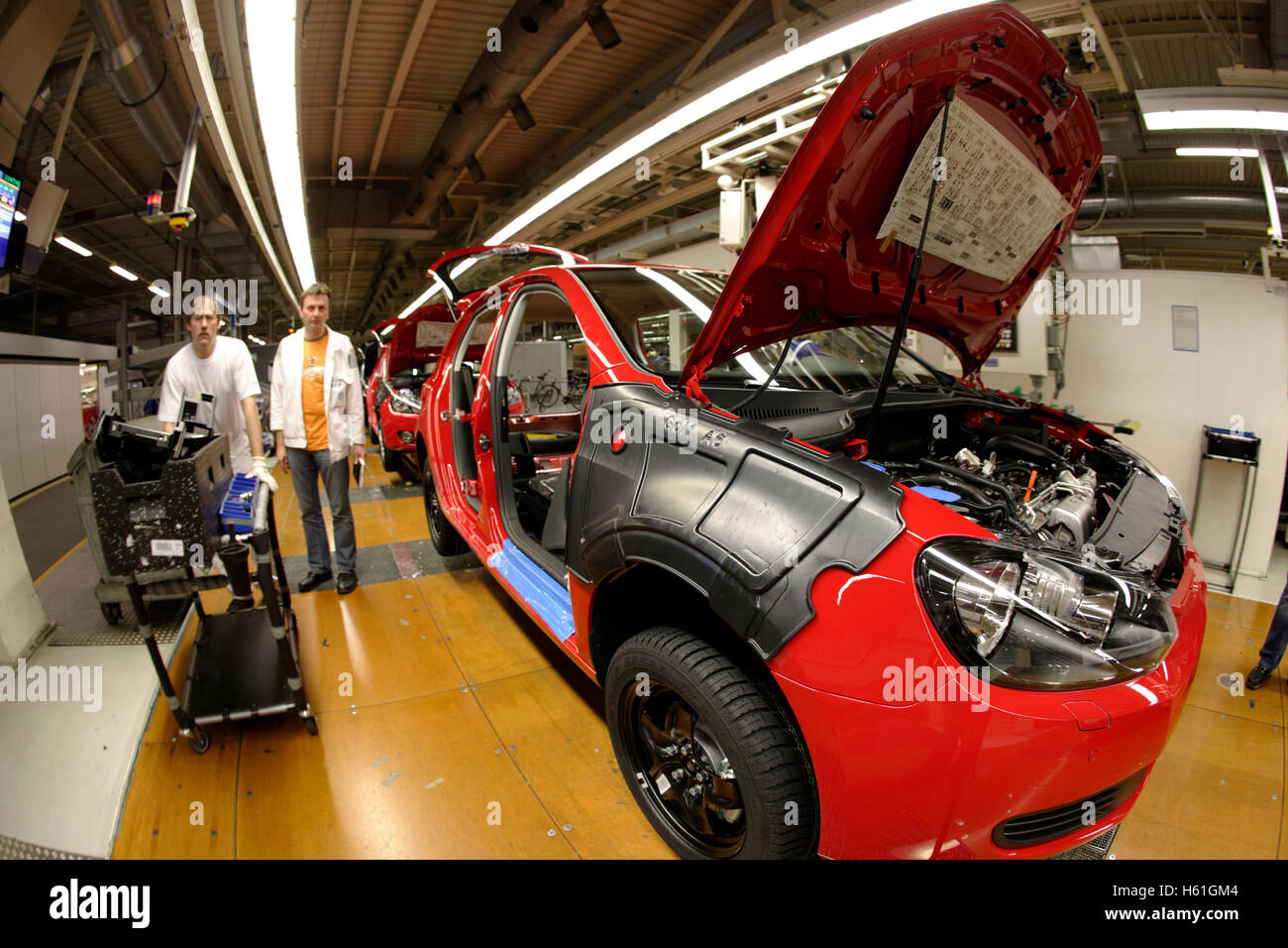 Cars bonnets industry hi-res stock photography and images - Alamy