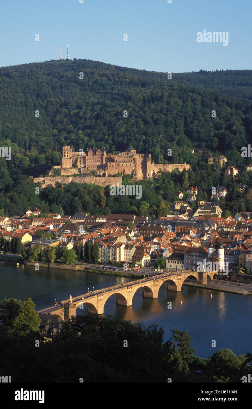 View from the Philosophenweg trail on Heidelberg, Alte Bruecke bridge ...