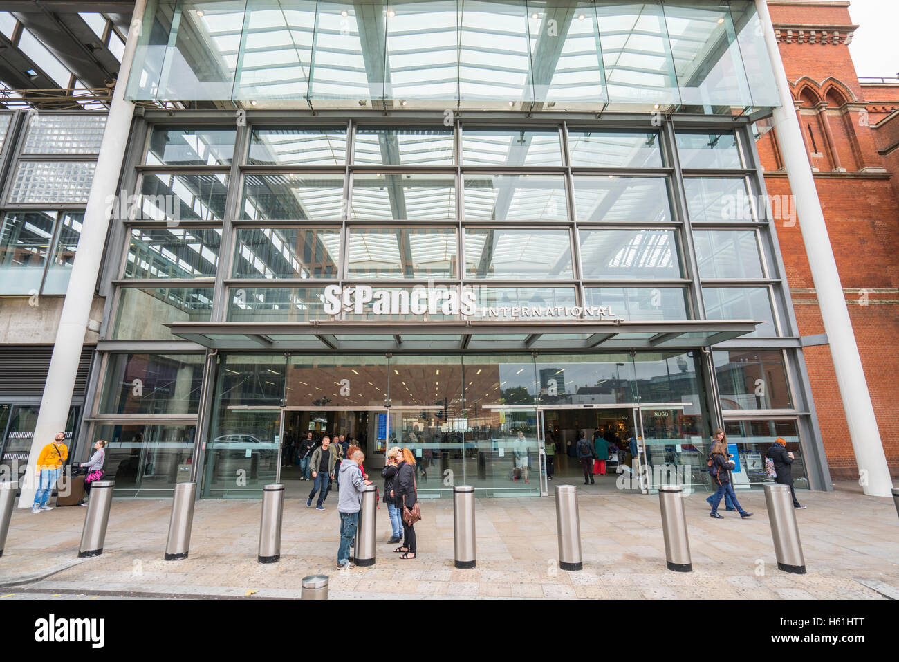 Traffic lights st pancras london hi-res stock photography and images ...