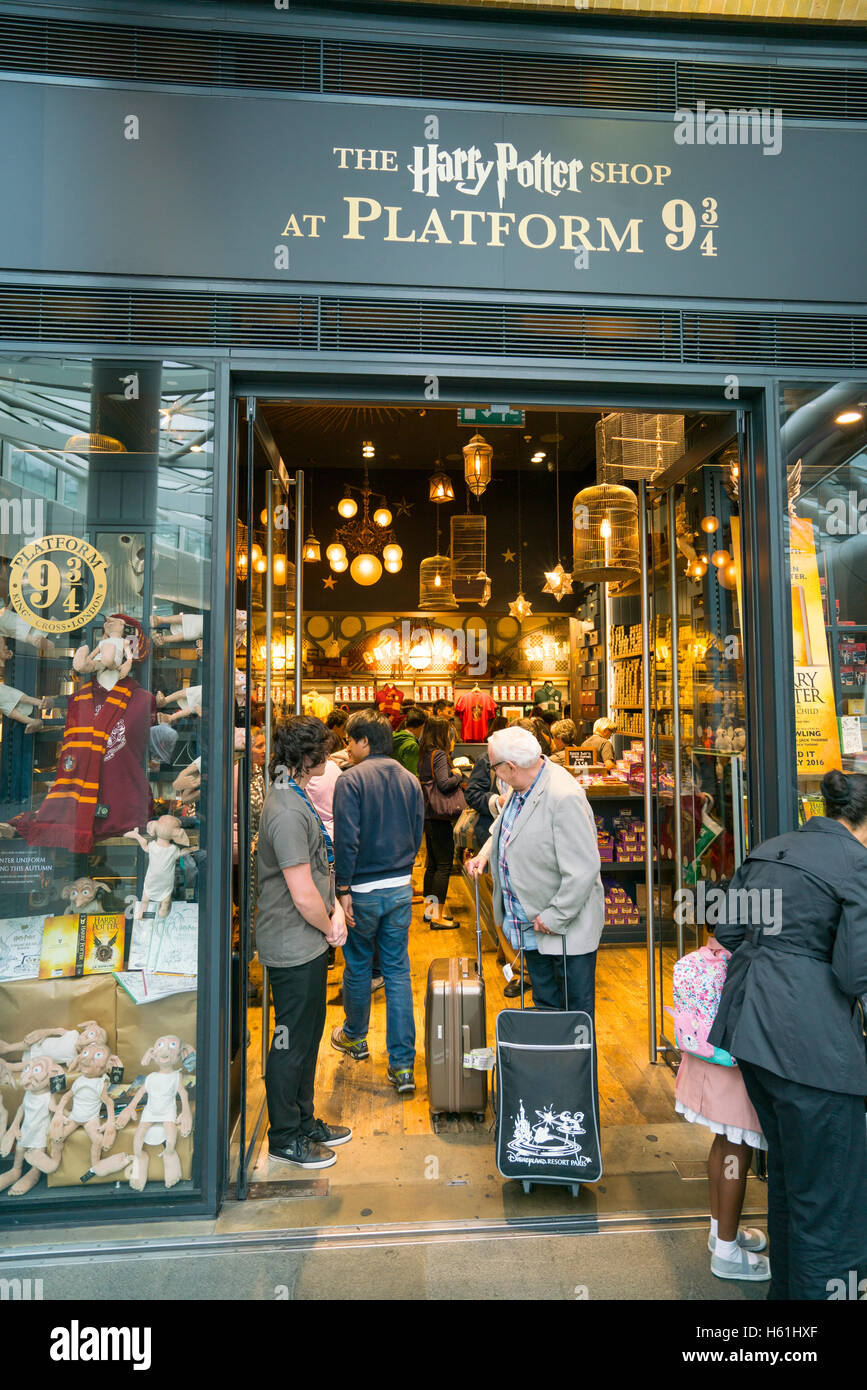 Harry Potter shop at King´s Cross station in London Stock Photo - Alamy