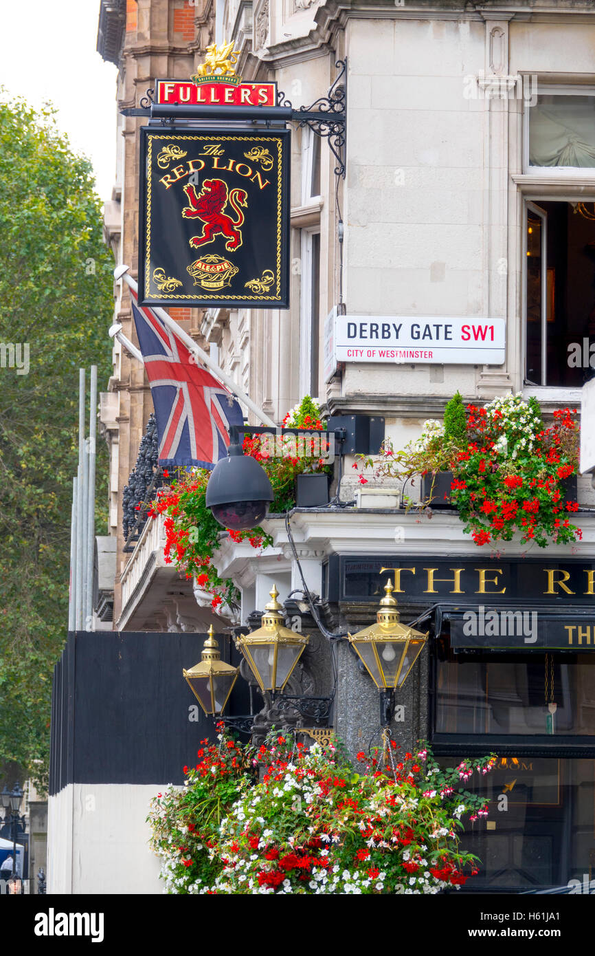 Typical English Pub in London Stock Photo - Alamy