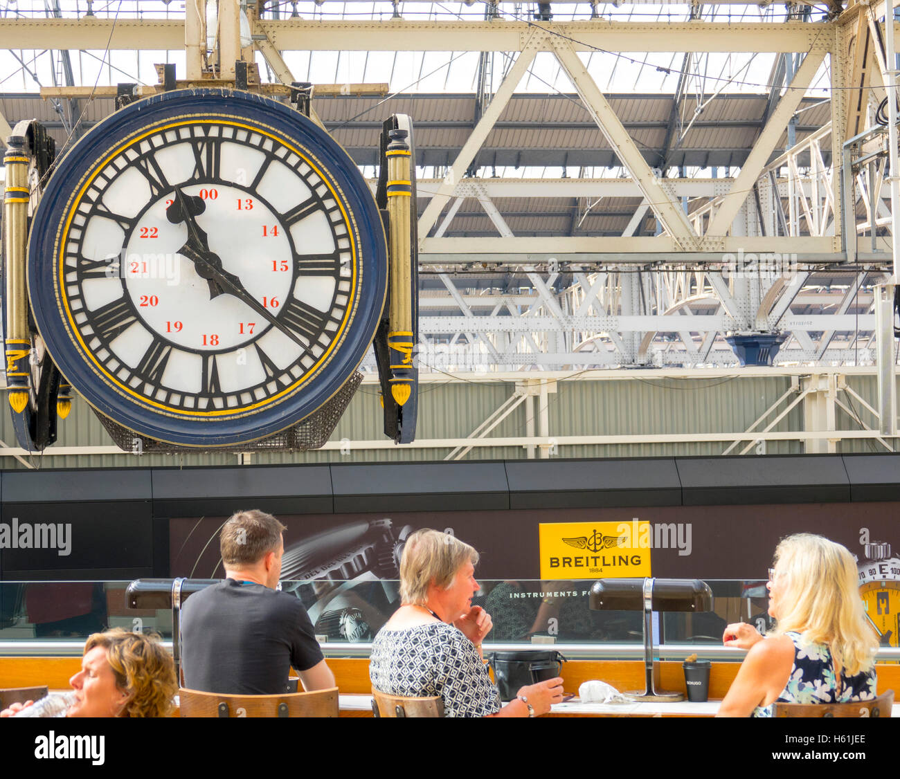 Big clock in the Entrance hall of Waterloo Station in London Stock ...