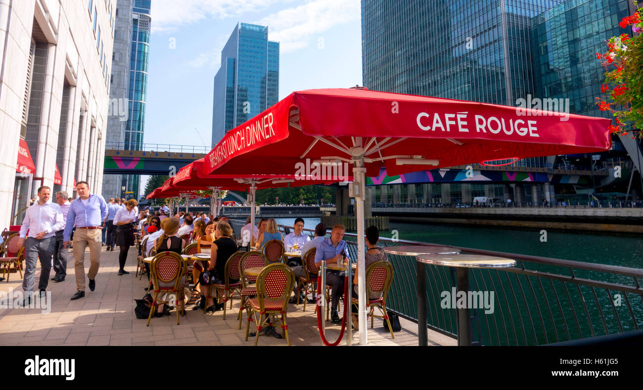 Street Cafes at MacKenzie Walk in Canary Wharf Stock Photo - Alamy